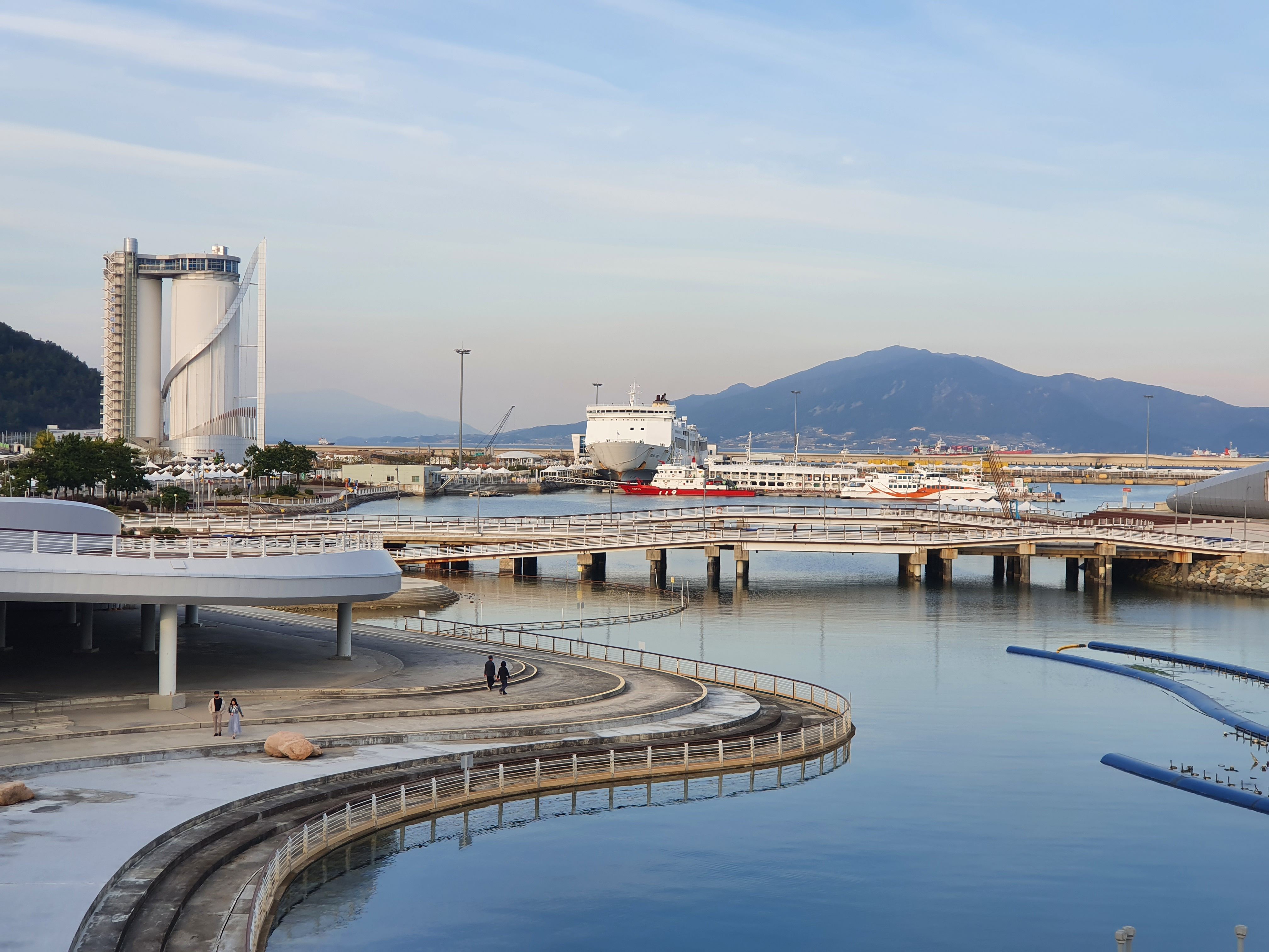 Modern Urban Harbor with Ferries and Mountain View · Free Stock Photo