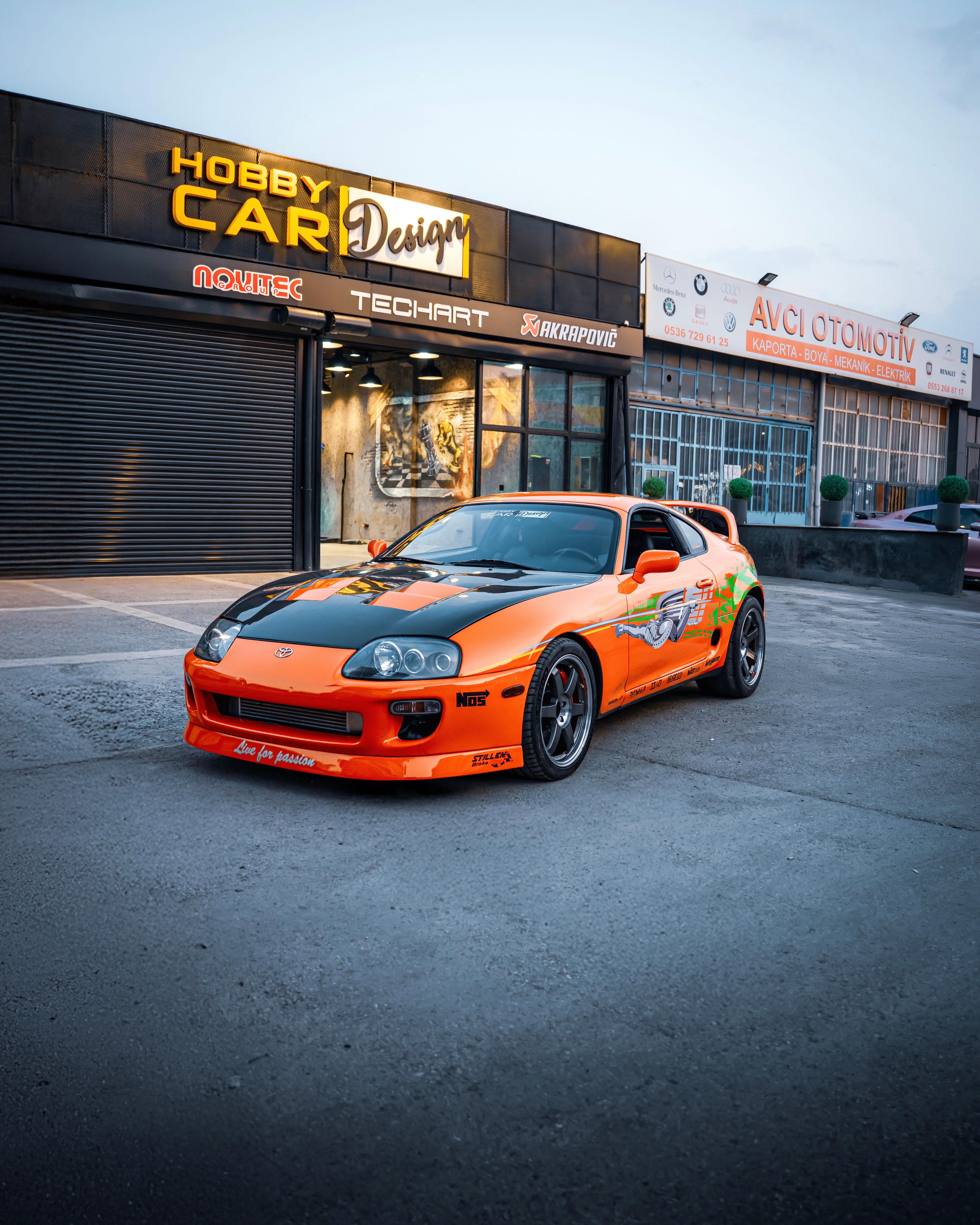 Ankara Caddesi'nde Canlı Turuncu Toyota Supra · Ücretsiz Stok Fotoğraf