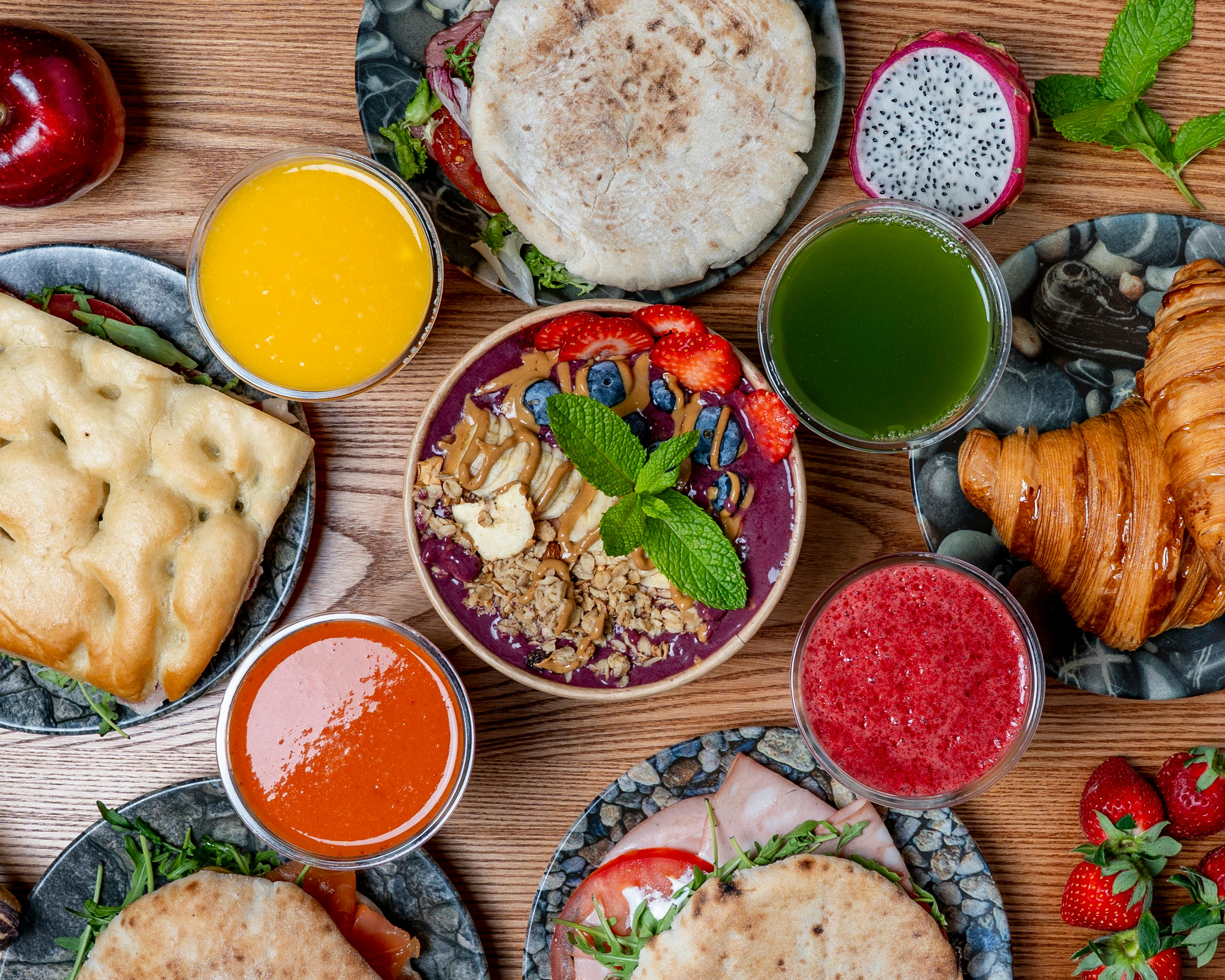 Desayuno Colorido Con Batidos Y Pasteles · Foto de stock gratuita
