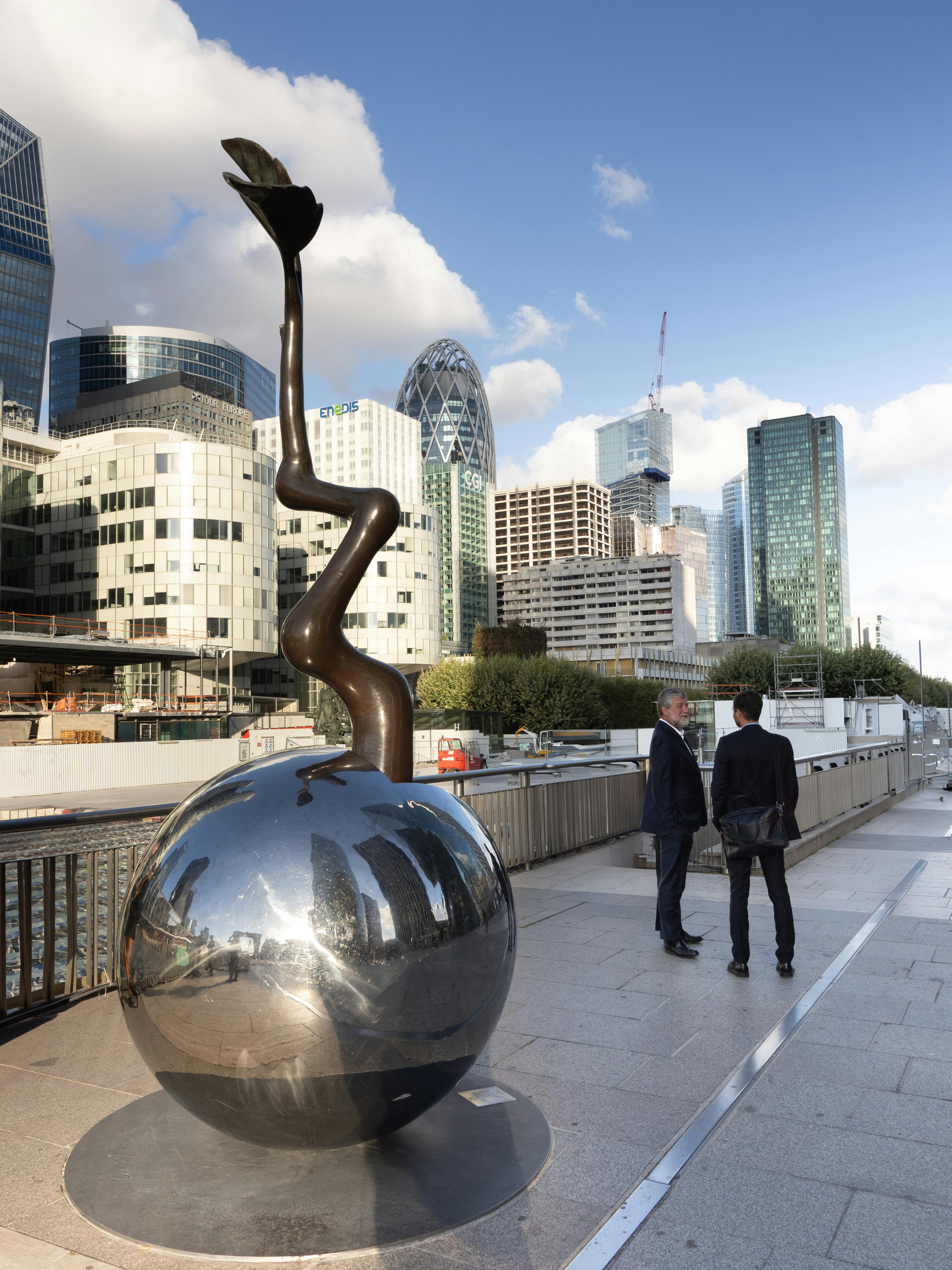 Patung Dan Arsitektur Modern Di Paris La Défense · Foto Stok Gratis