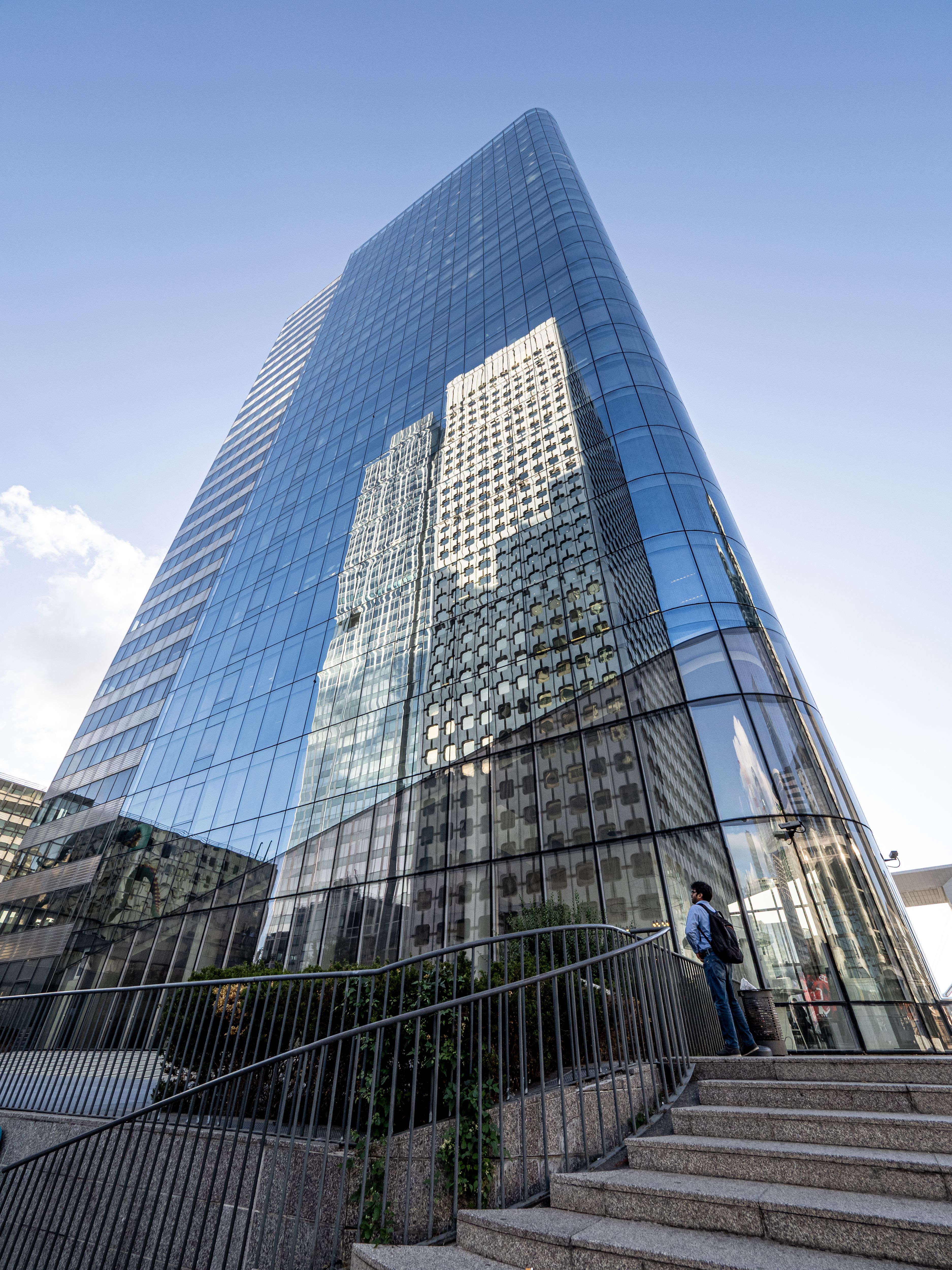 Modern Paris Skyscraper in La Défense District · Free Stock Photo
