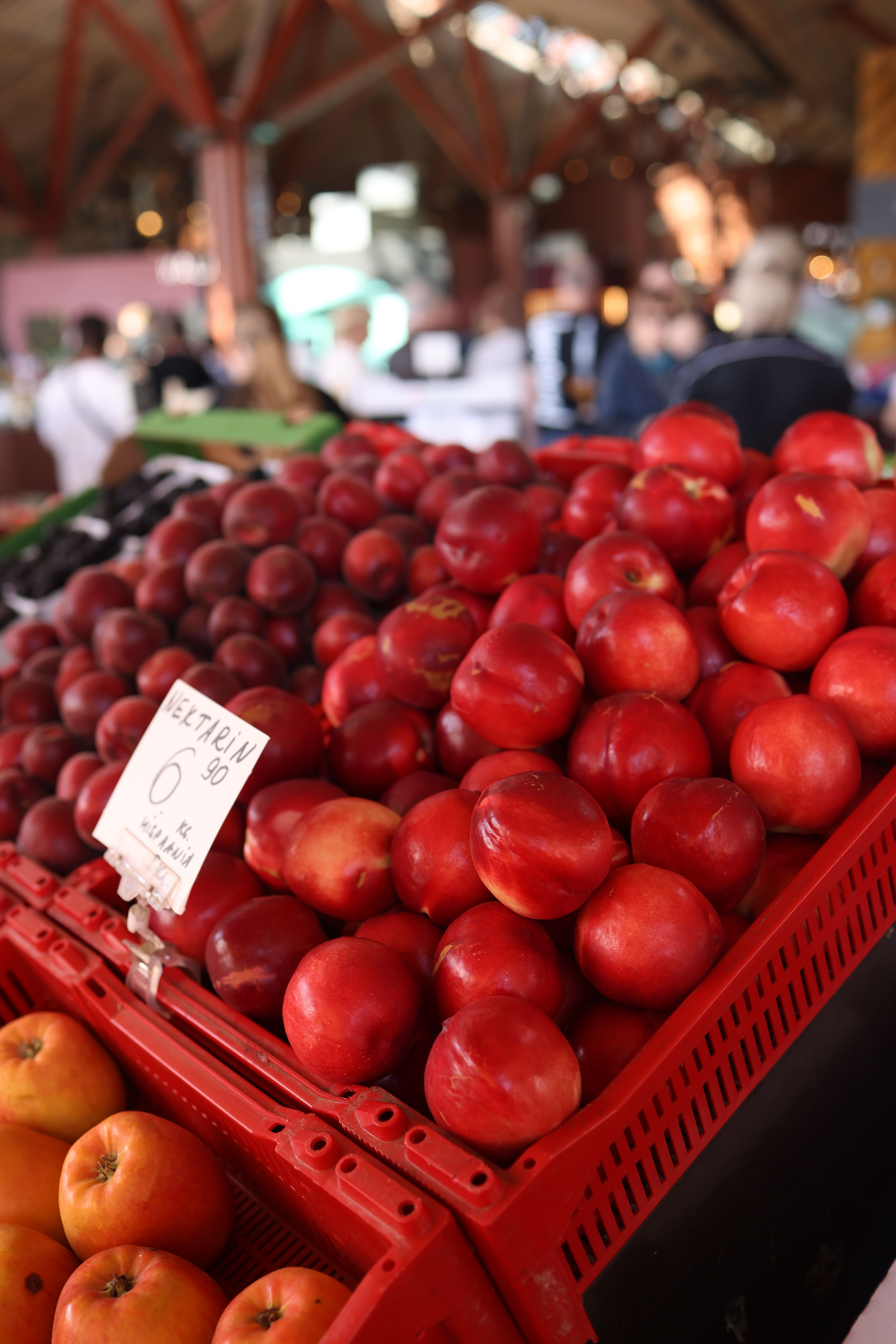 Fresh Nectarines at a Vibrant Farmers Market · Free Stock Photo