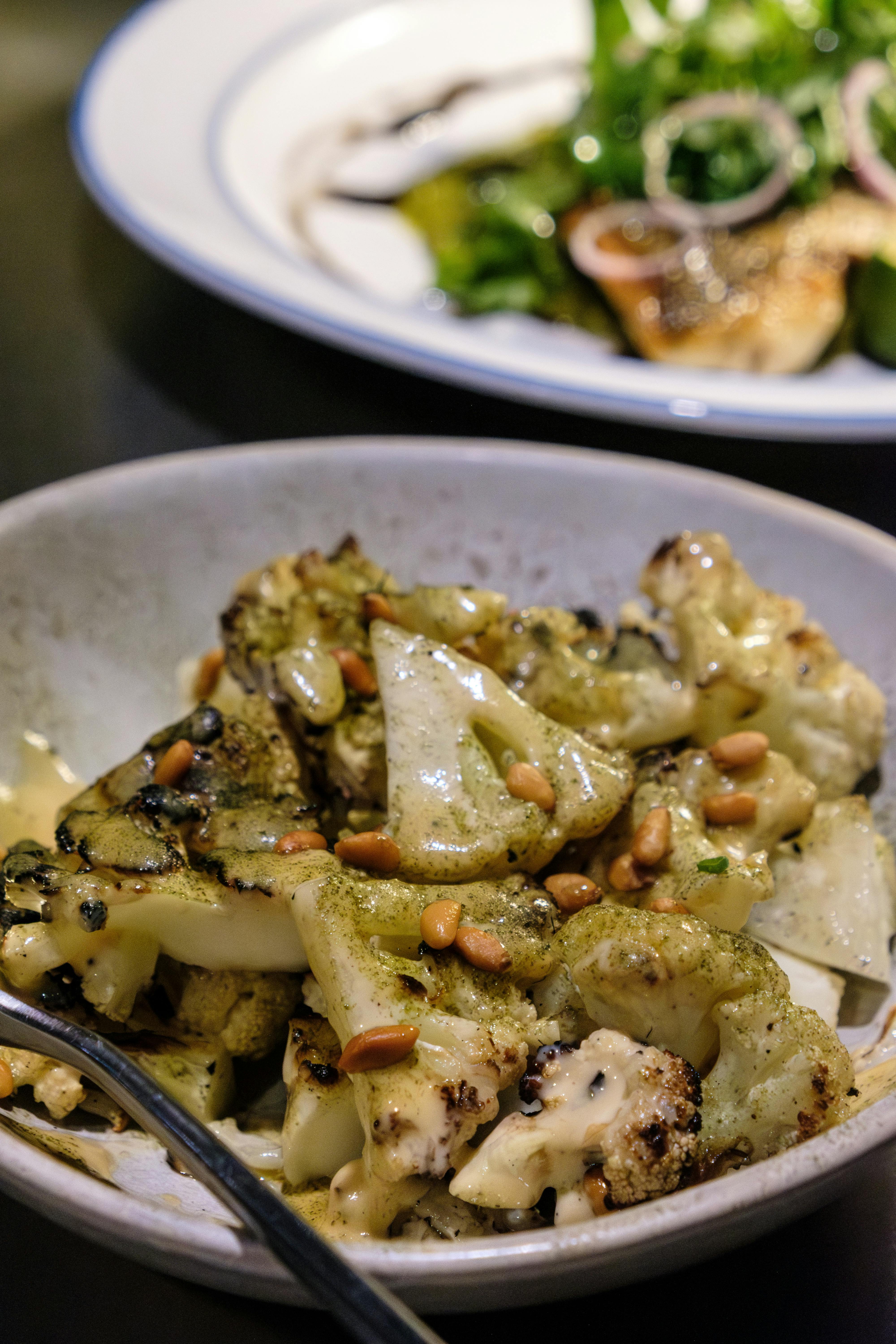 Délicieuses Pâtes Crémeuses Au Pesto Avec Garniture Au Basilic · Photo ...