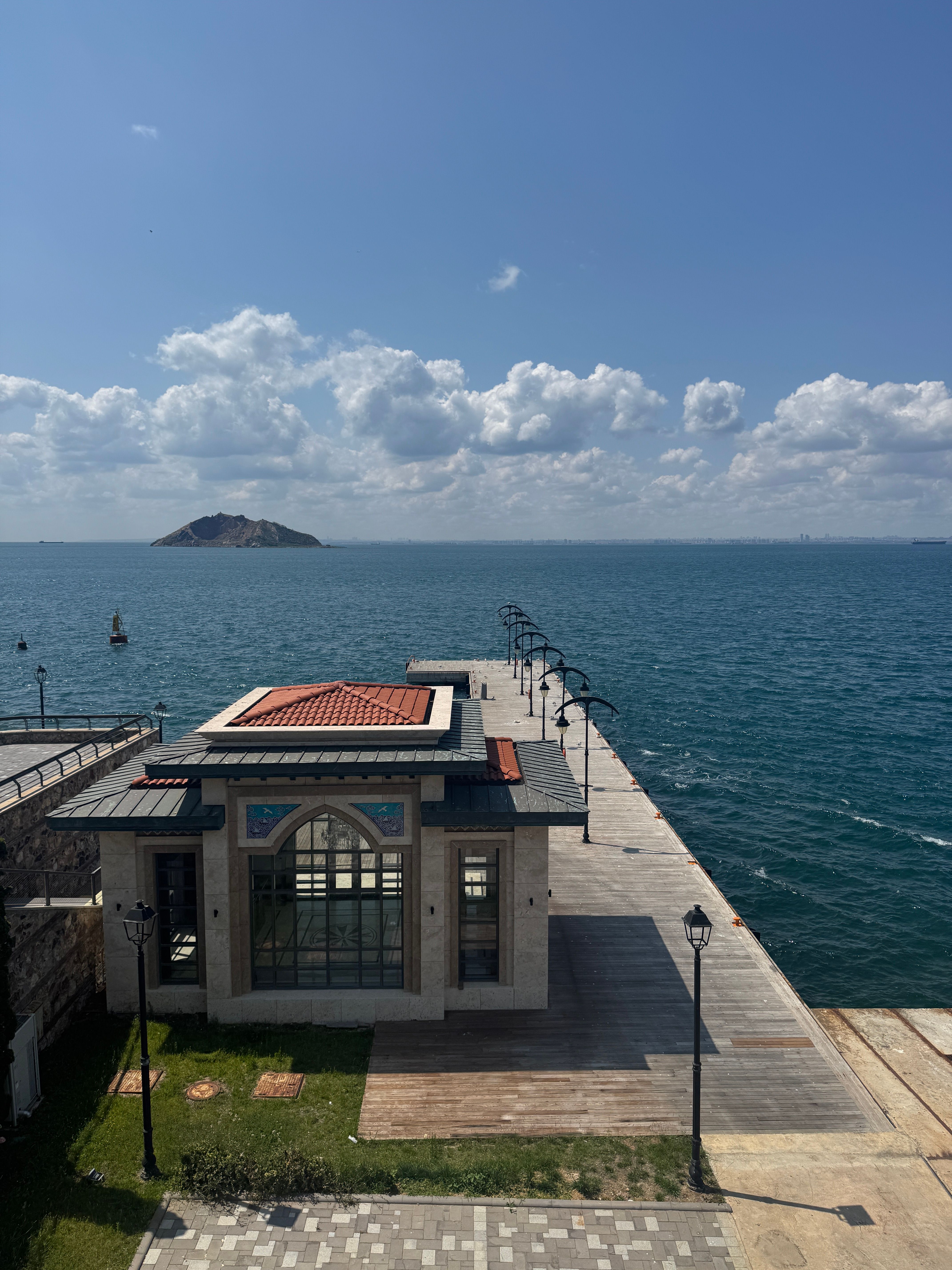 Muelle Panorámico Y Pabellón Junto Al Mar · Foto de stock gratuita