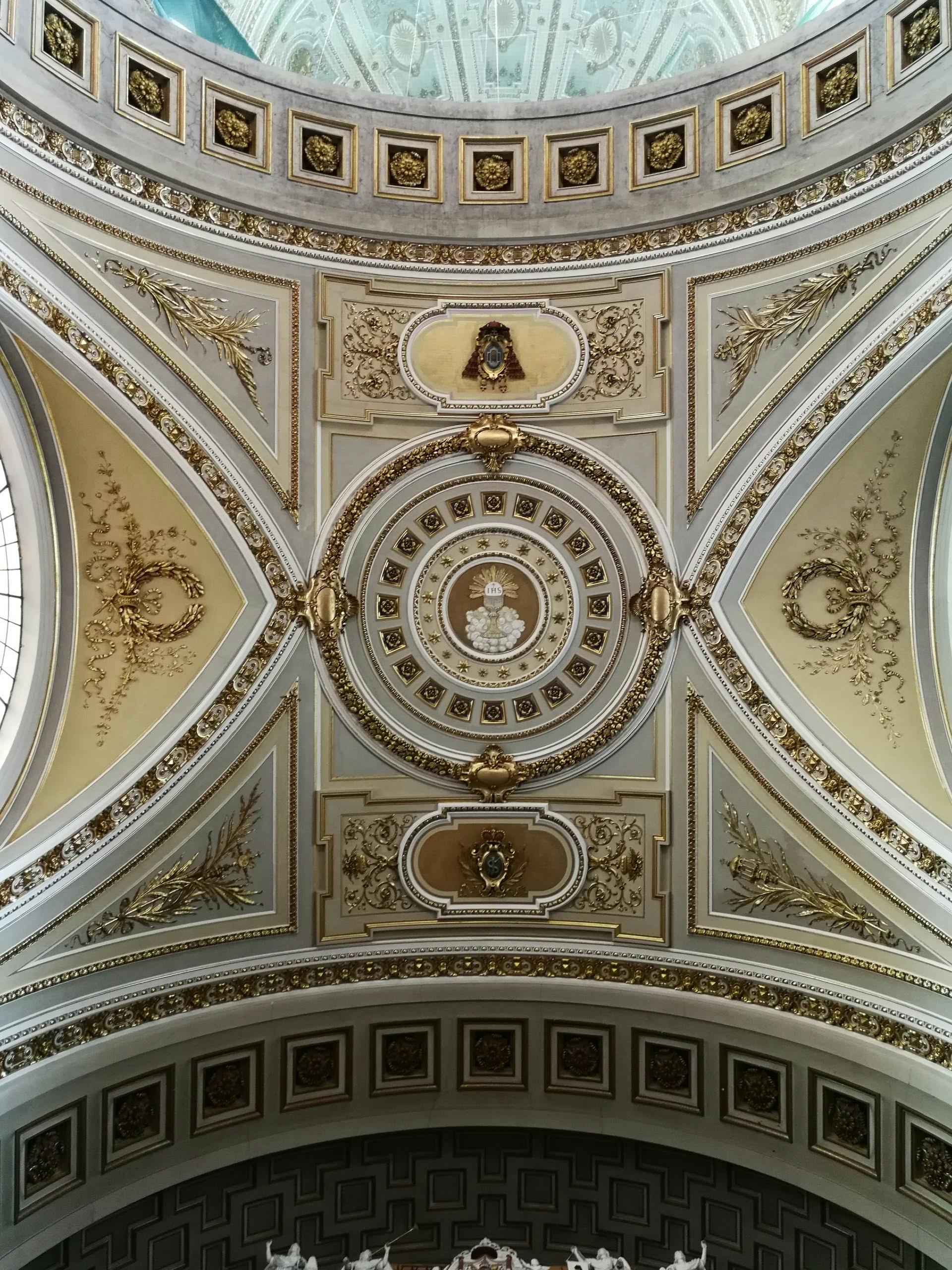 Elegant Architectural Dome with Ornate Ceiling Design · Free Stock Photo