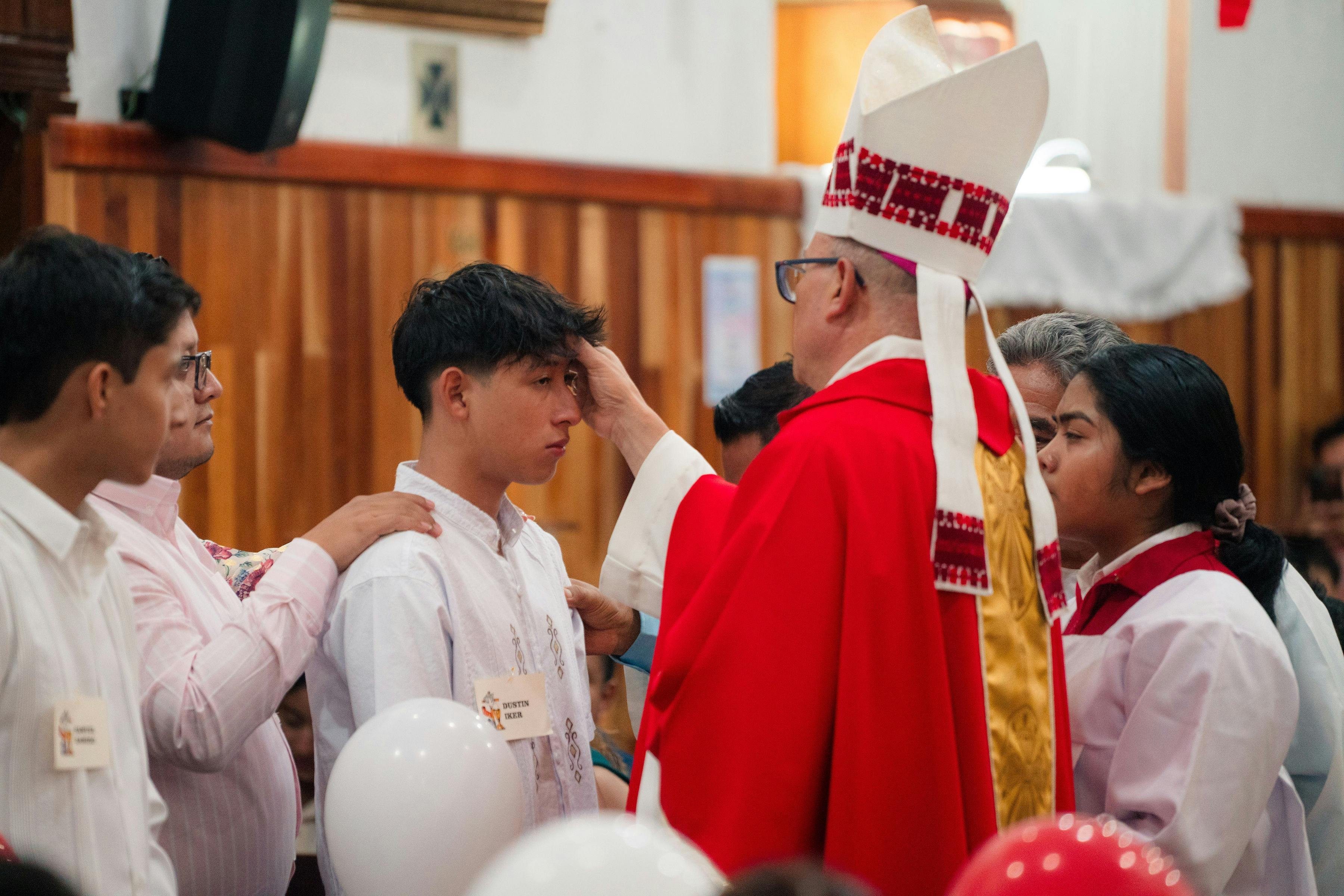 Obispo Realiza Ceremonia De Confirmación En La Iglesia · Foto de stock ...