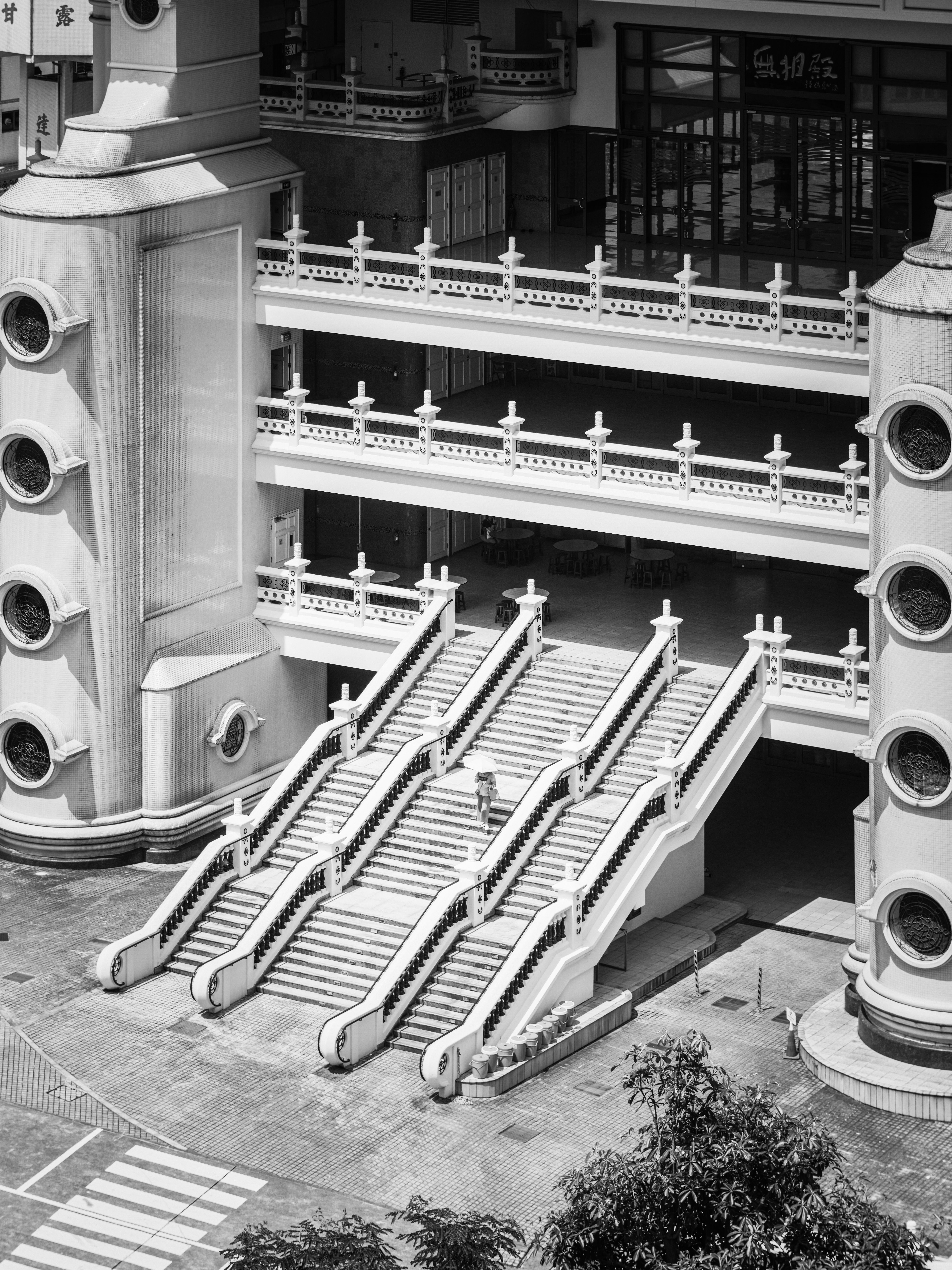 Symmetrical Architectural Staircase in Black and White · Free Stock Photo