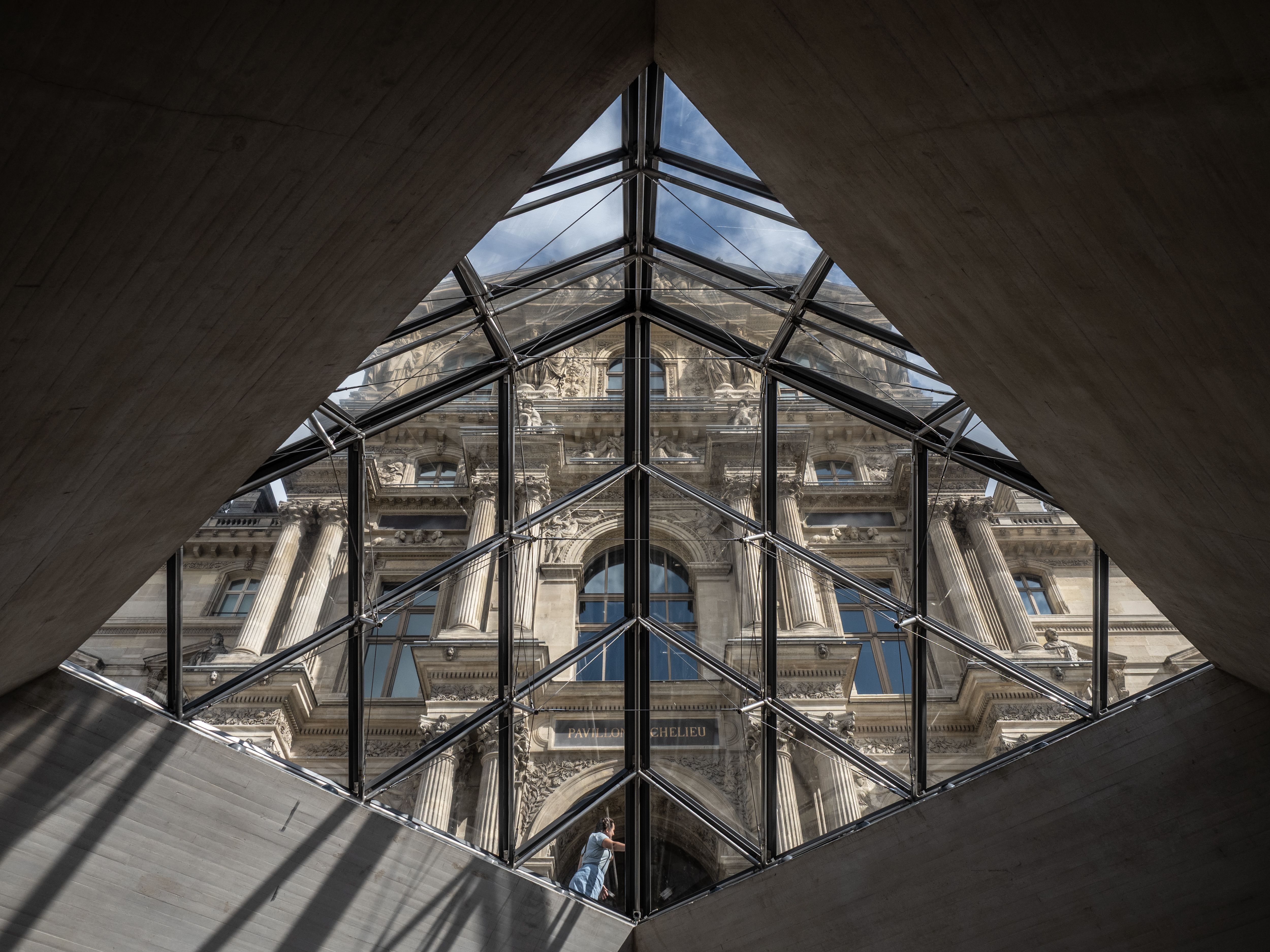 La Pyramide Emblématique Du Louvre, Structure En Verre à Paris · Photo ...