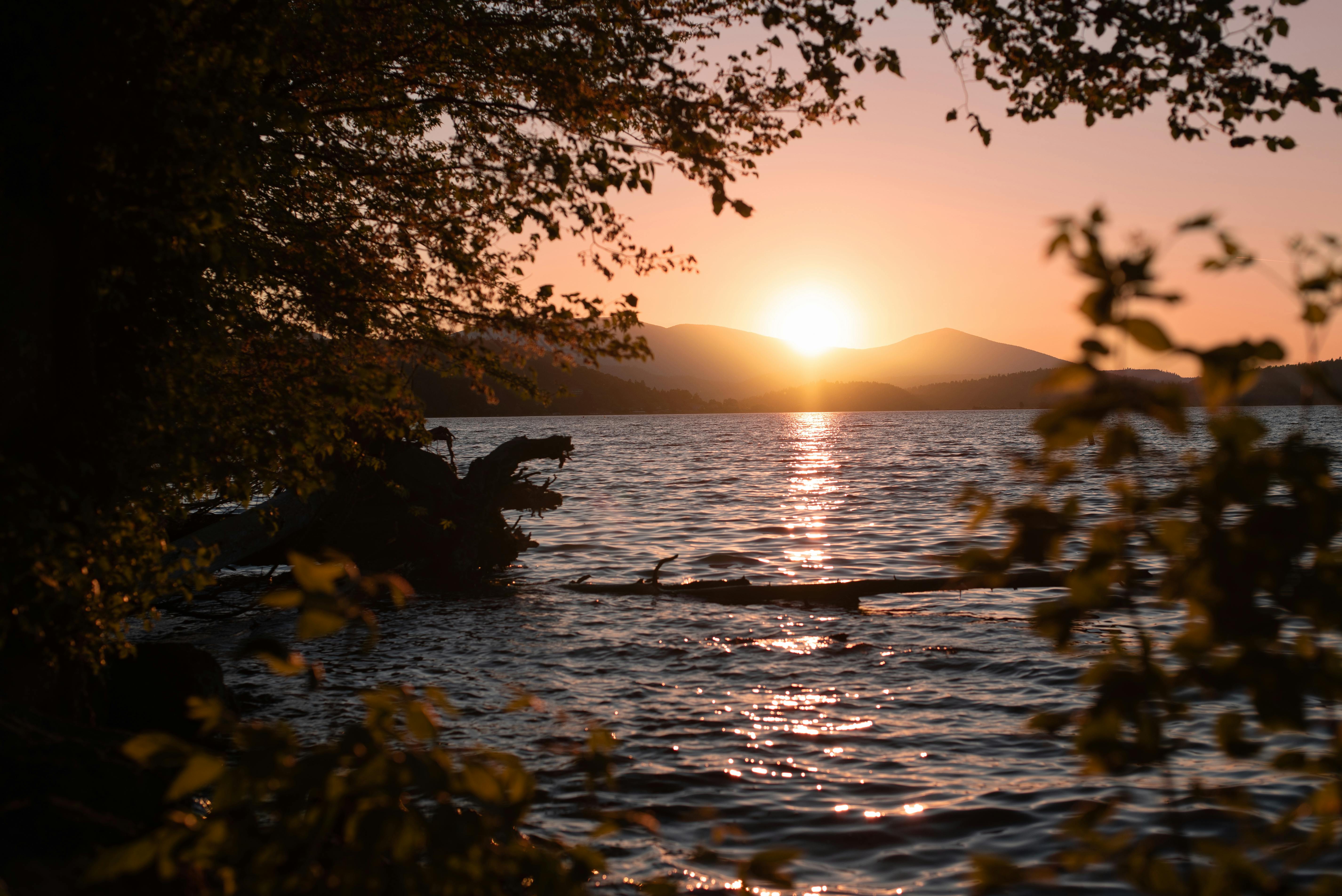 Serene Sunset Over Lake in Klamath Falls, Oregon · Free Stock Photo