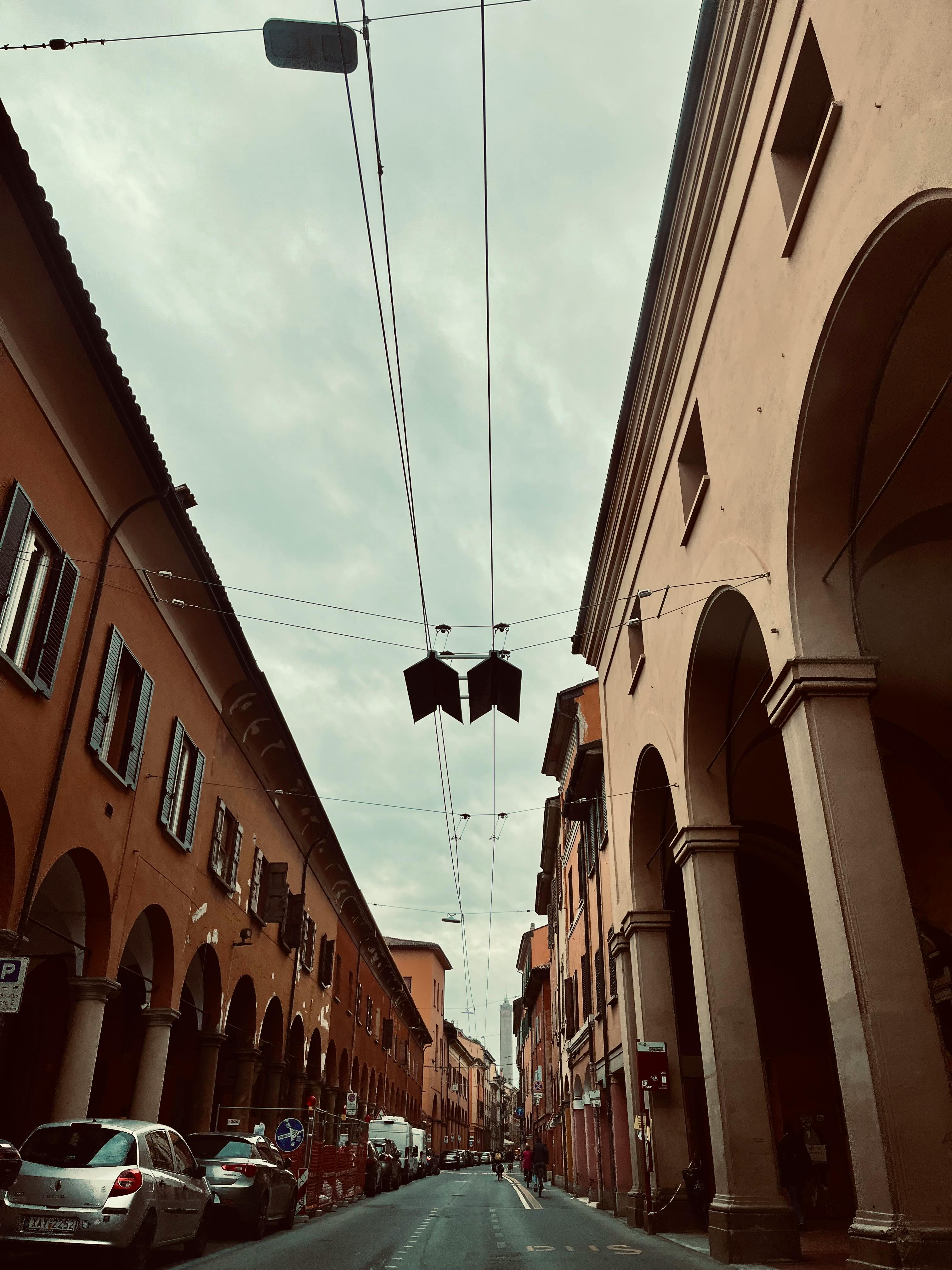 Charming Italian street scene with archways · Free Stock Photo
