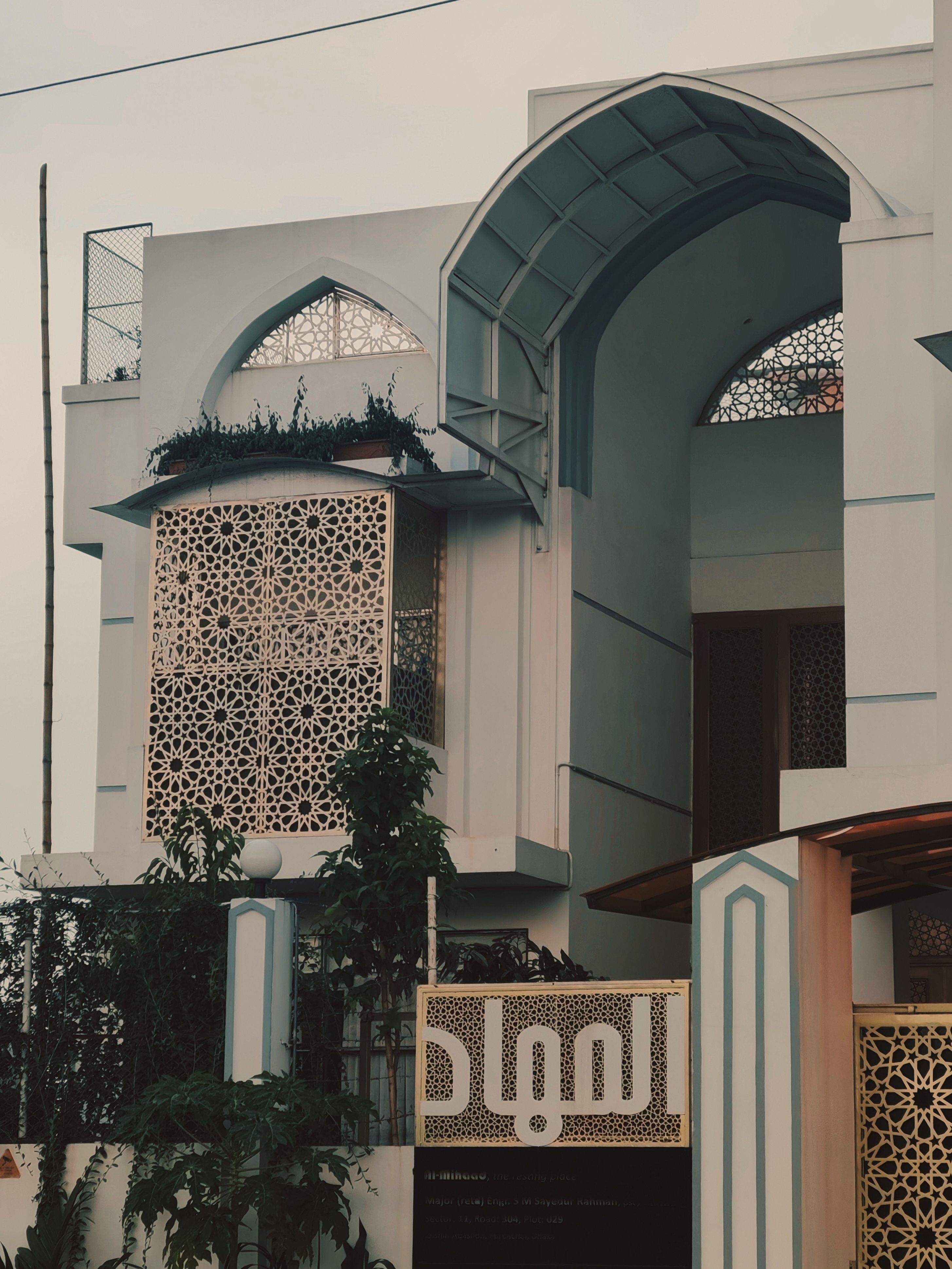 Modern Mosque Exterior with Islamic Architecture · Free Stock Photo