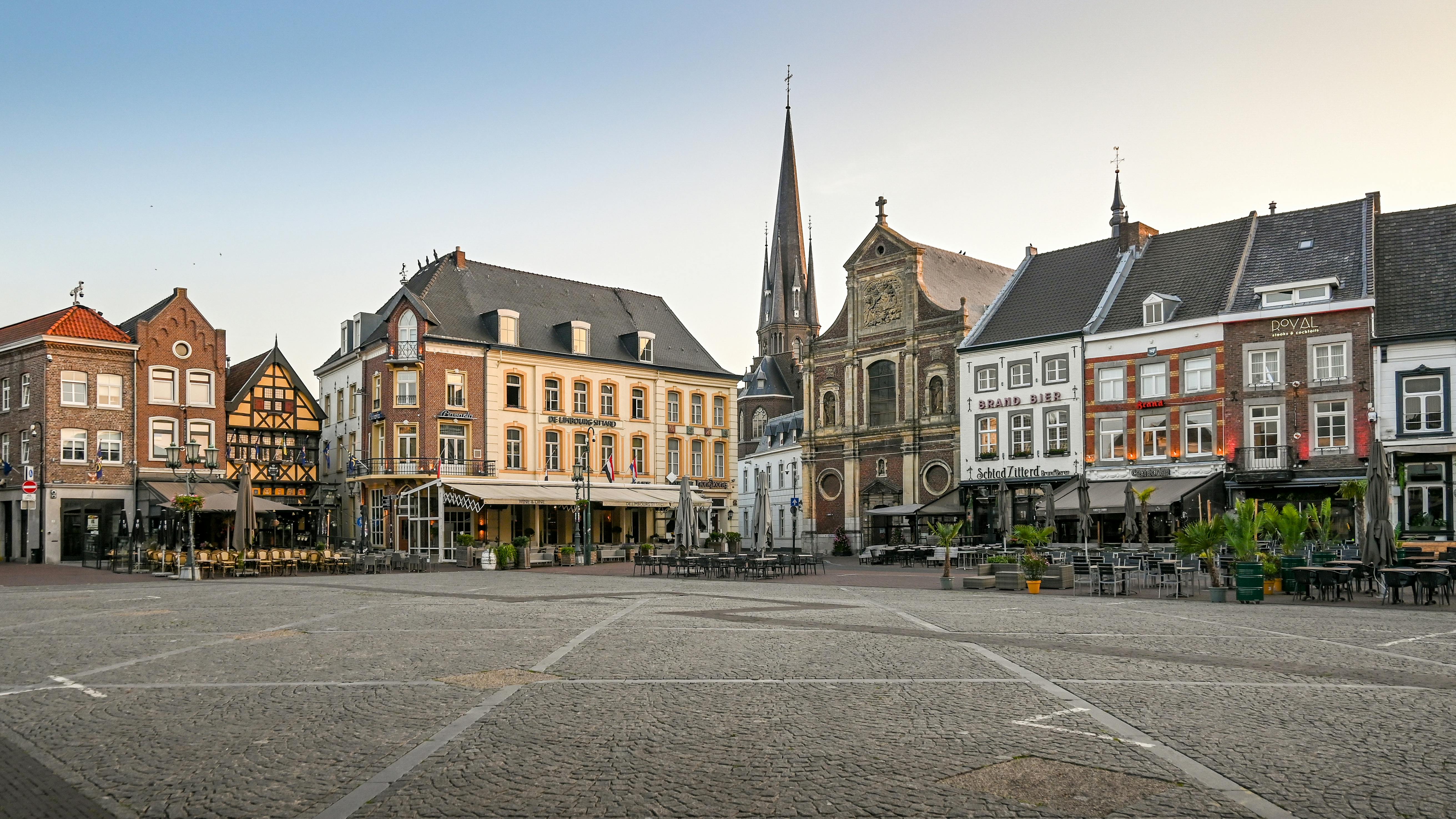 Charming Sittard Town Square at Sunset · Free Stock Photo