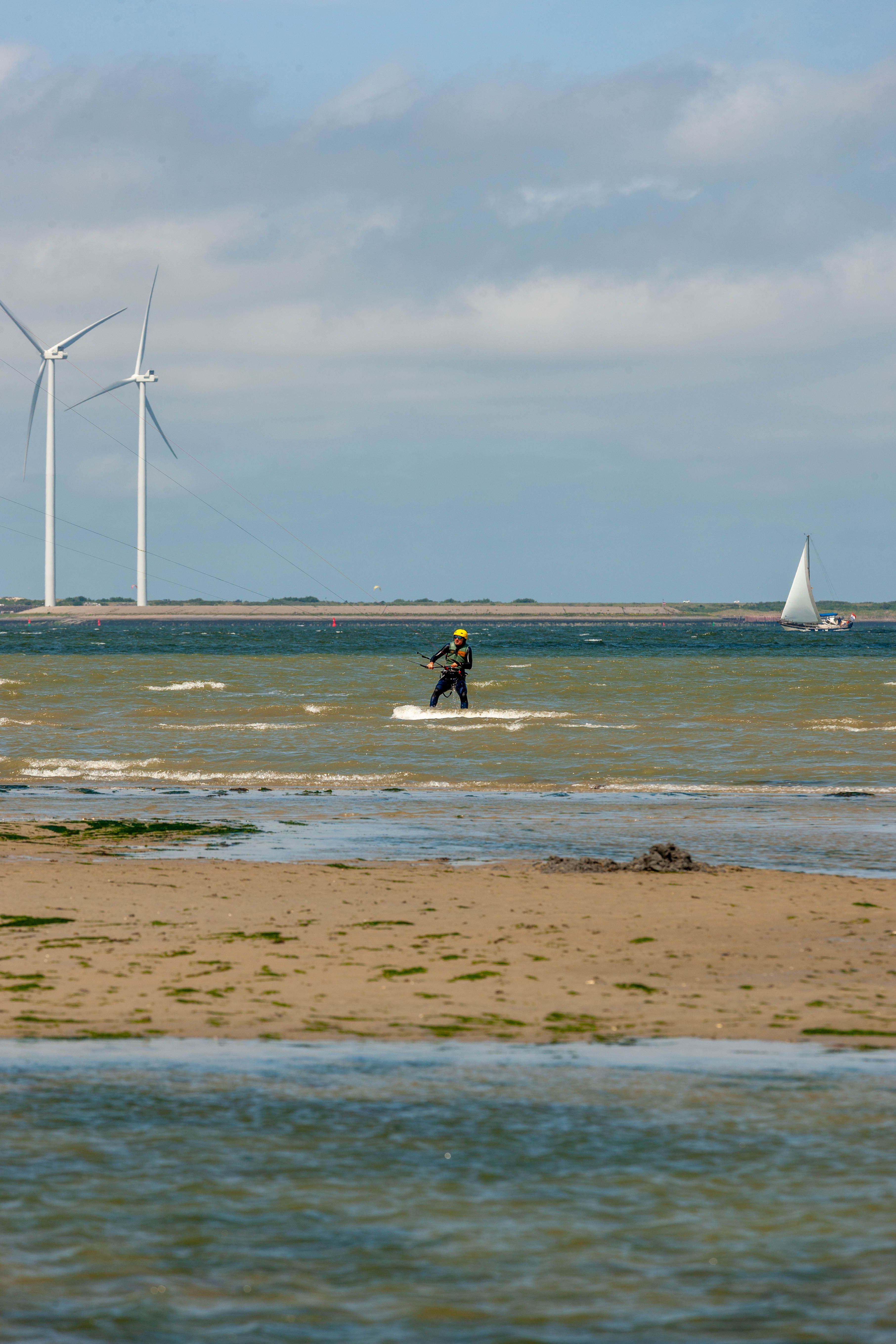 Un Kitesurfista Disfruta De Un Día Ventoso Junto Al Mar · Foto de stock ...
