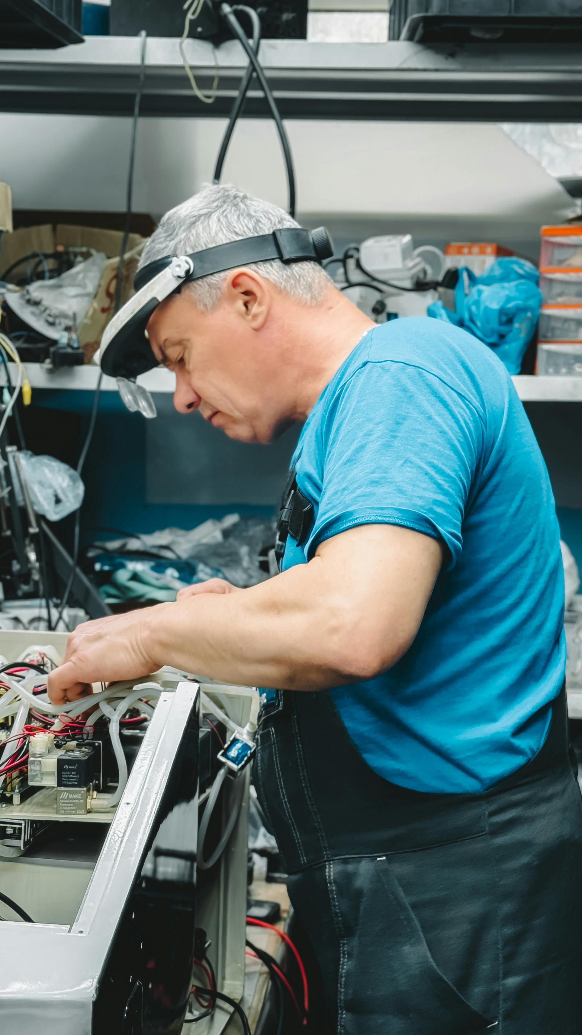 Técnicos Reparando Equipos Electrónicos En Taller · Foto de stock gratuita