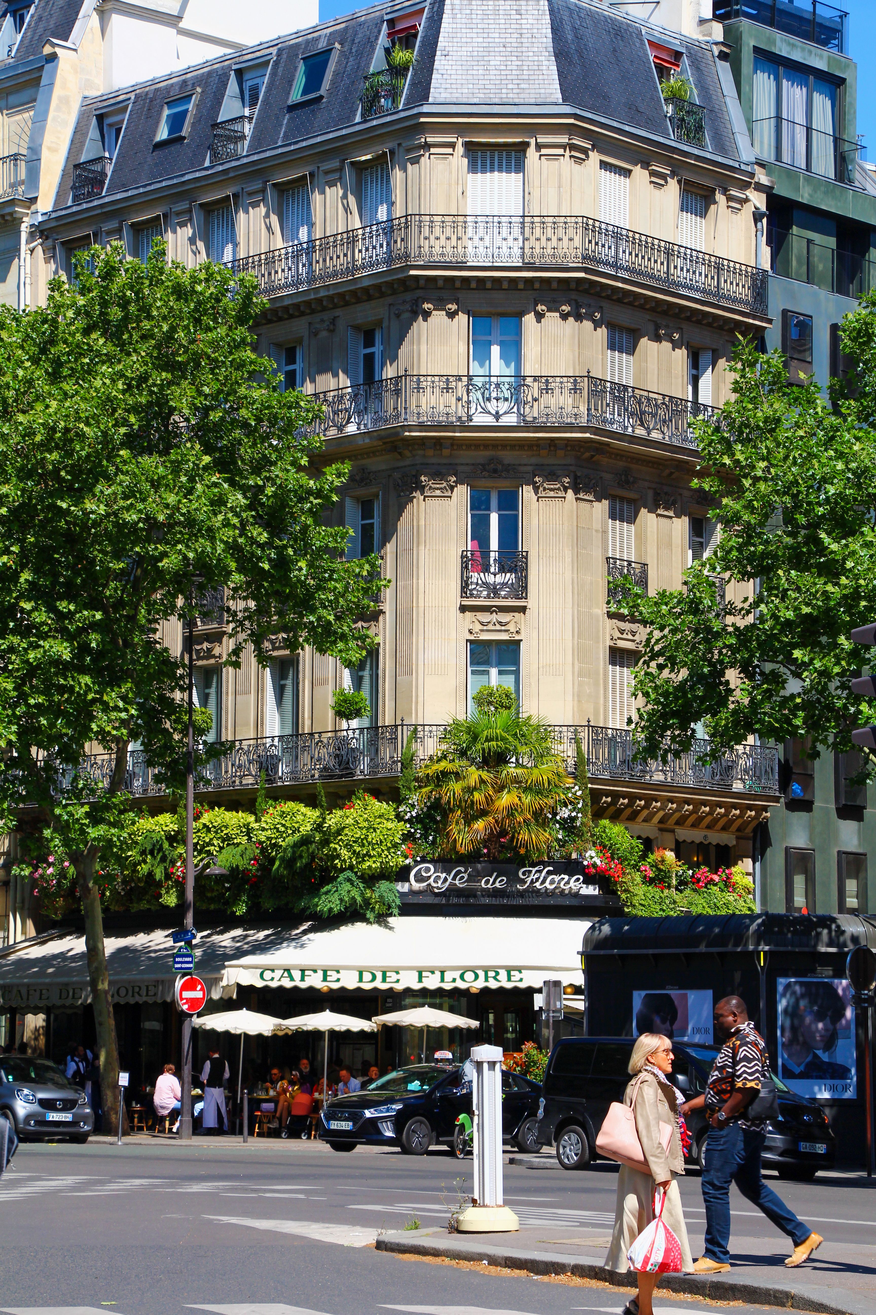 Charming Parisian Café Scene at Café de Flore · Free Stock Photo