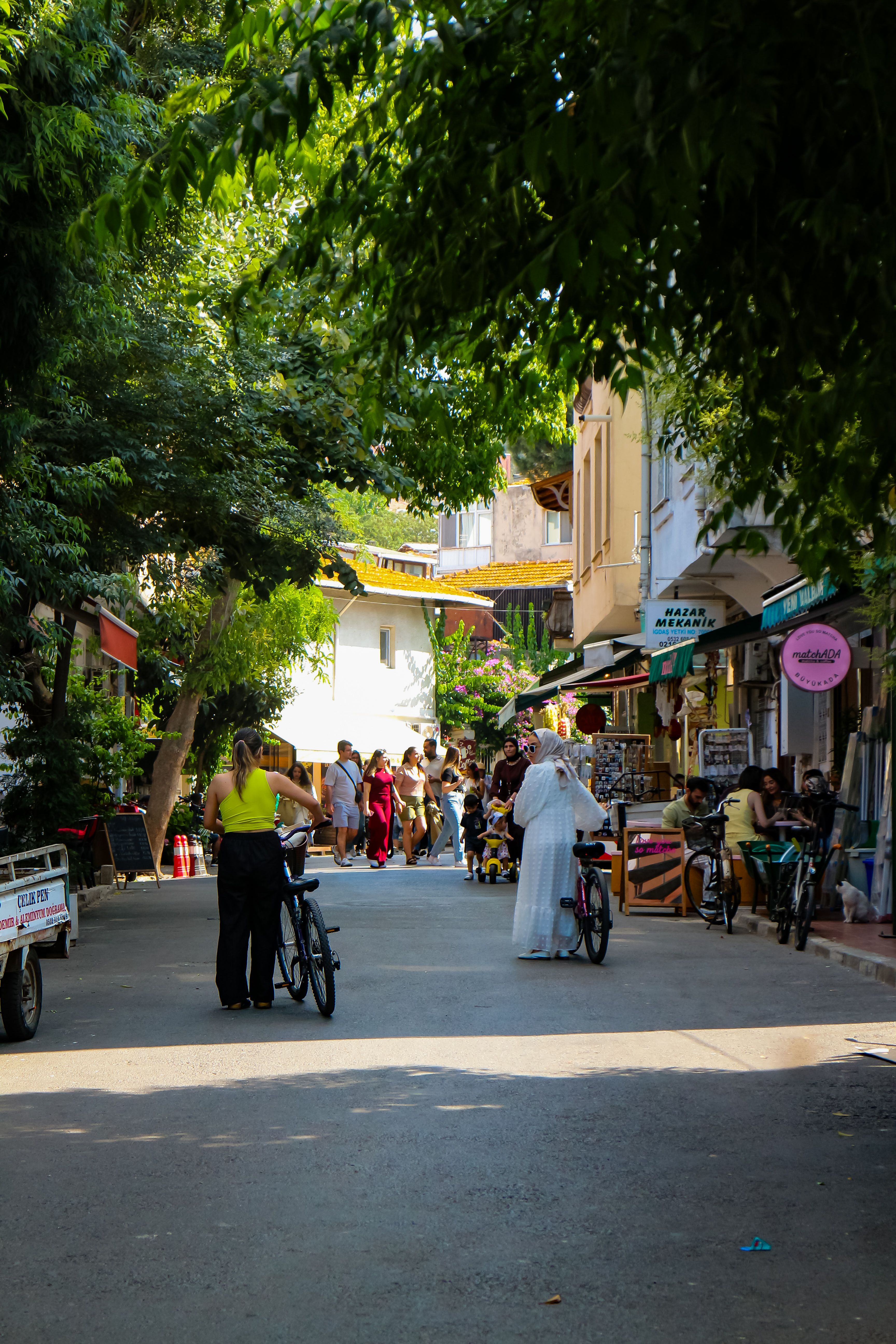 Charming Street Scene in Sunny Neighborhood · Free Stock Photo