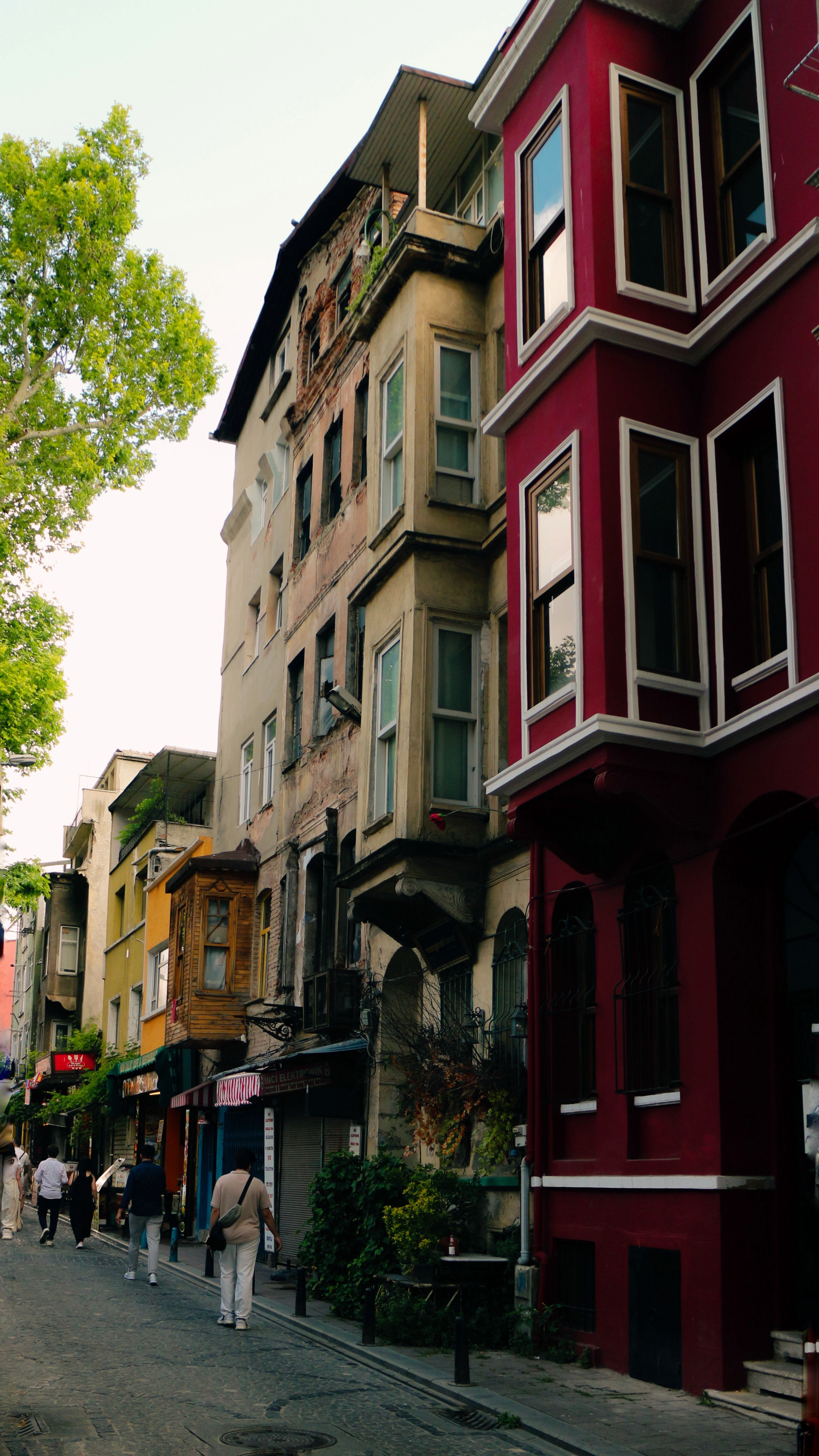 Charming Old Street with Historic Architecture · Free Stock Photo