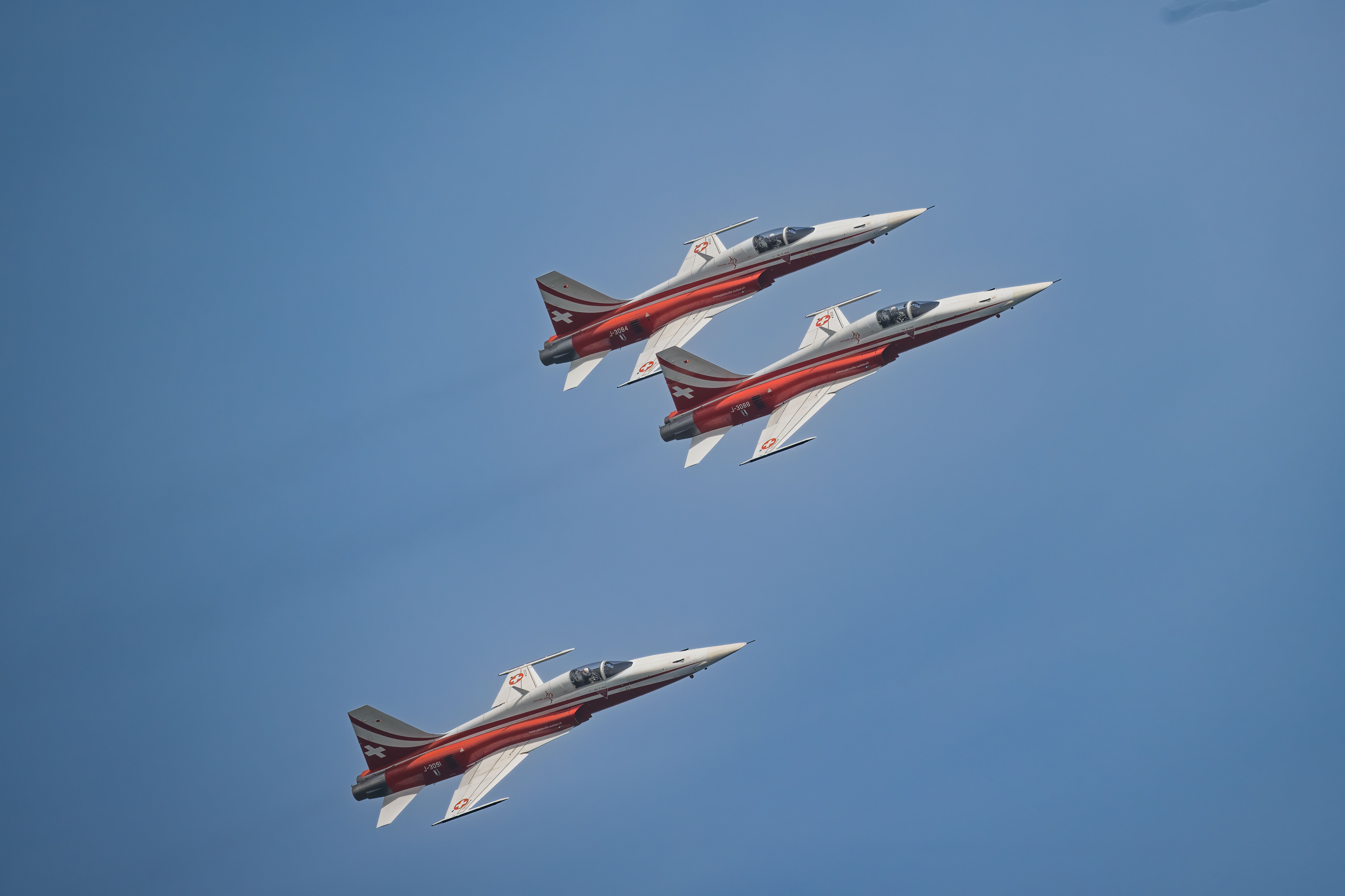 Formación De Tres Aviones Acrobáticos En Cielo Despejado · Foto de ...