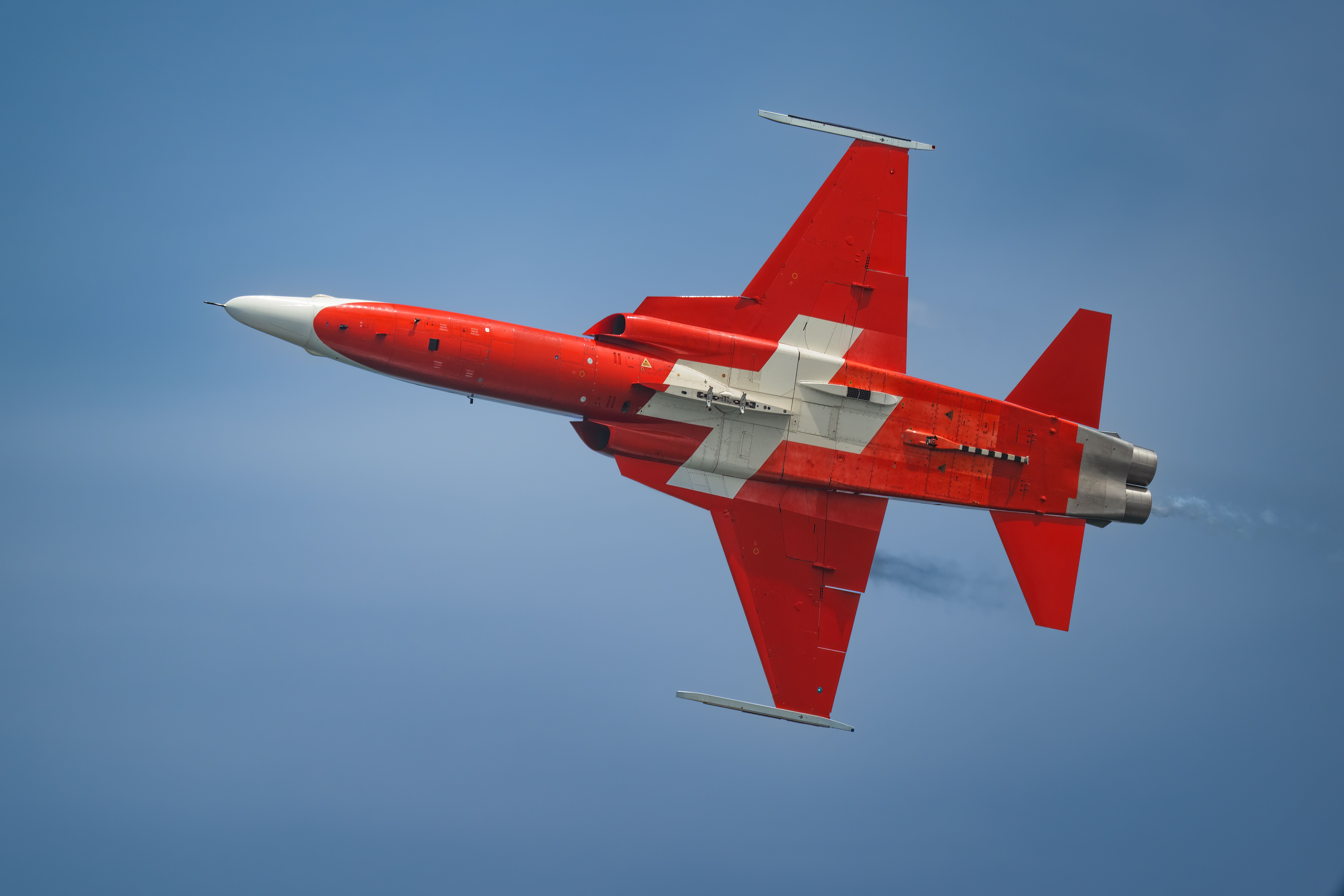 Avión De Combate Rojo Dinámico En Un Cielo Azul Claro · Foto de stock ...