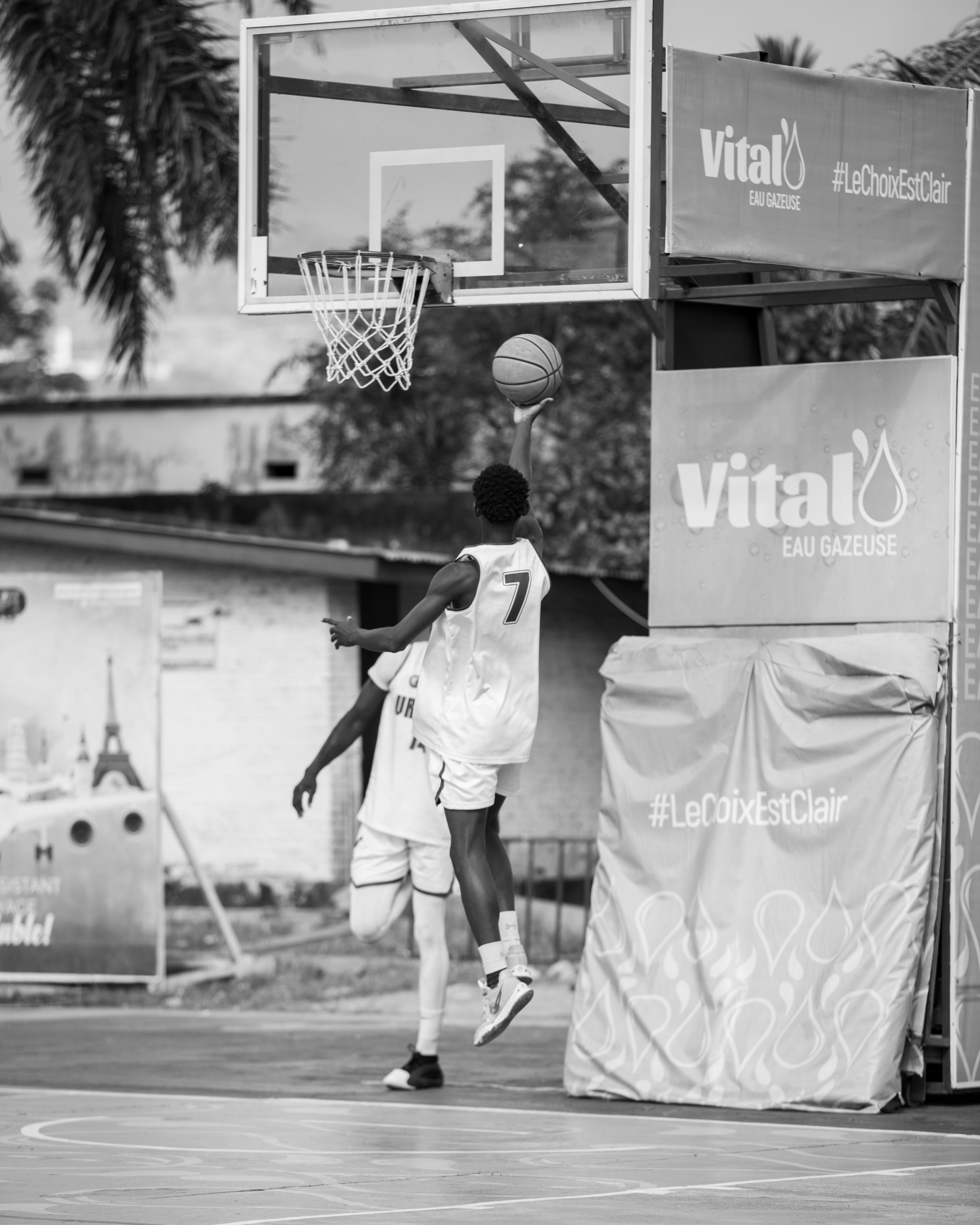 Acción De Volcada De Baloncesto Al Aire Libre En Blanco Y Negro · Foto ...