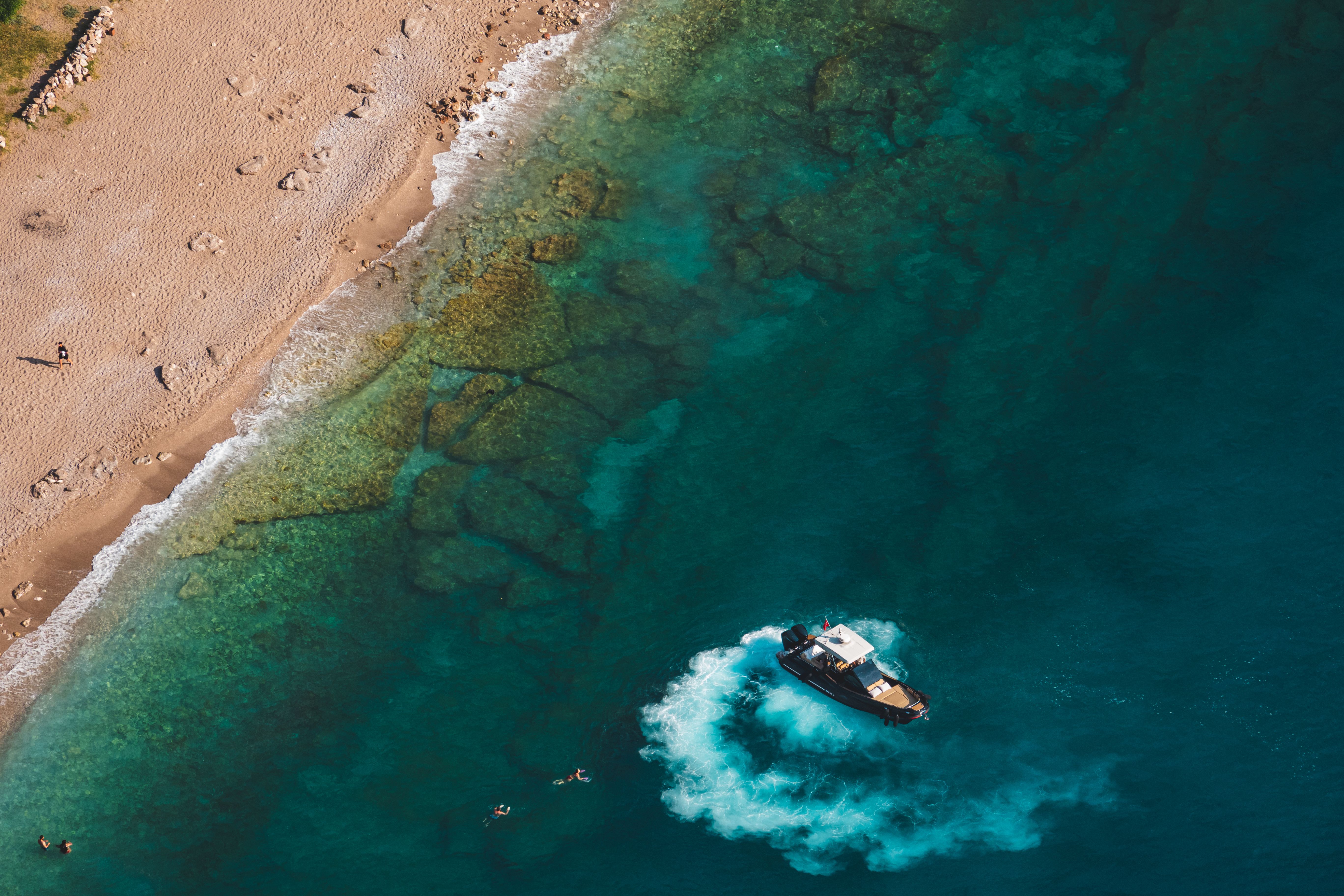 Boat on Body of Water · Free Stock Photo