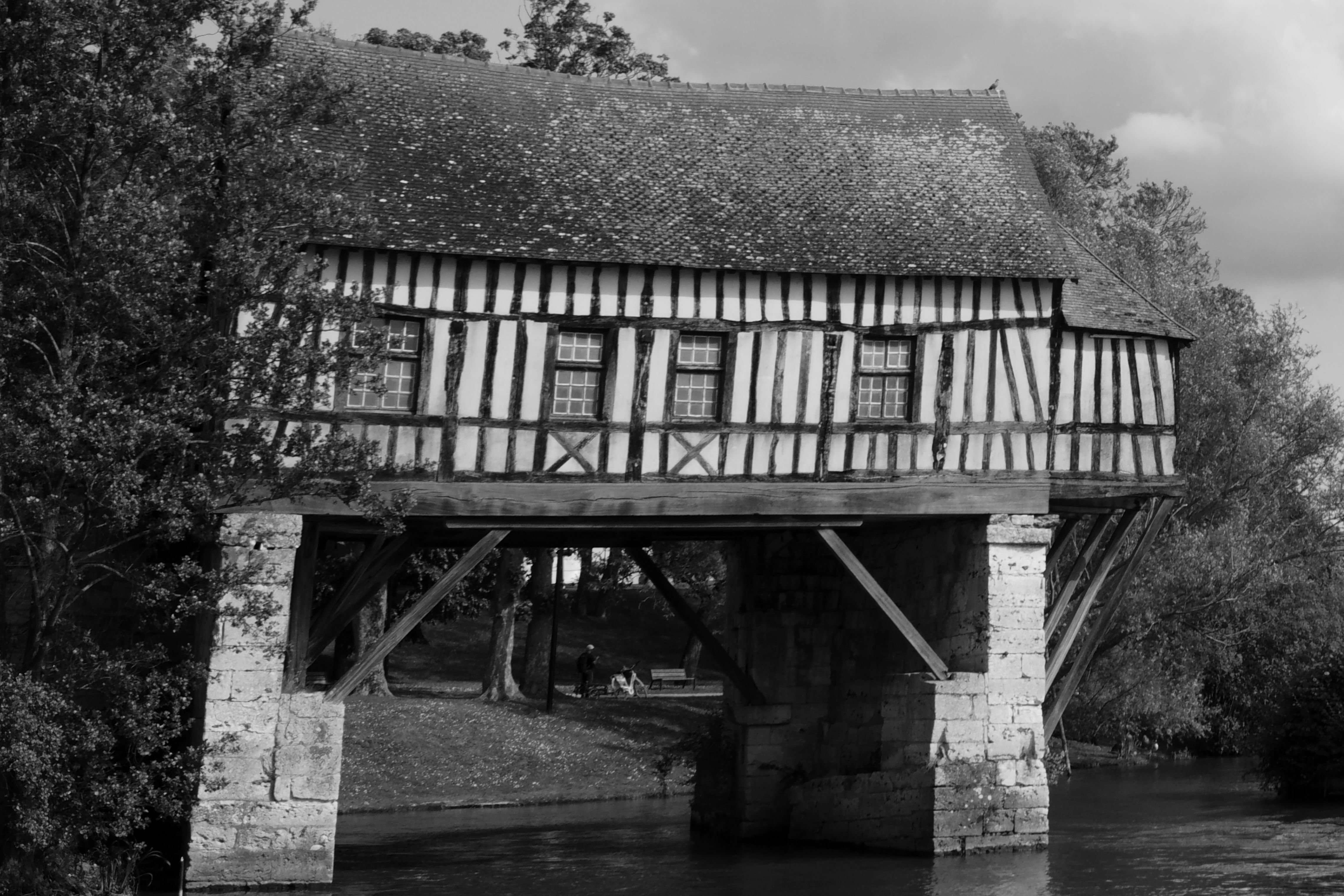 Historic Wooden House on the Seine River Bridge · Free Stock Photo