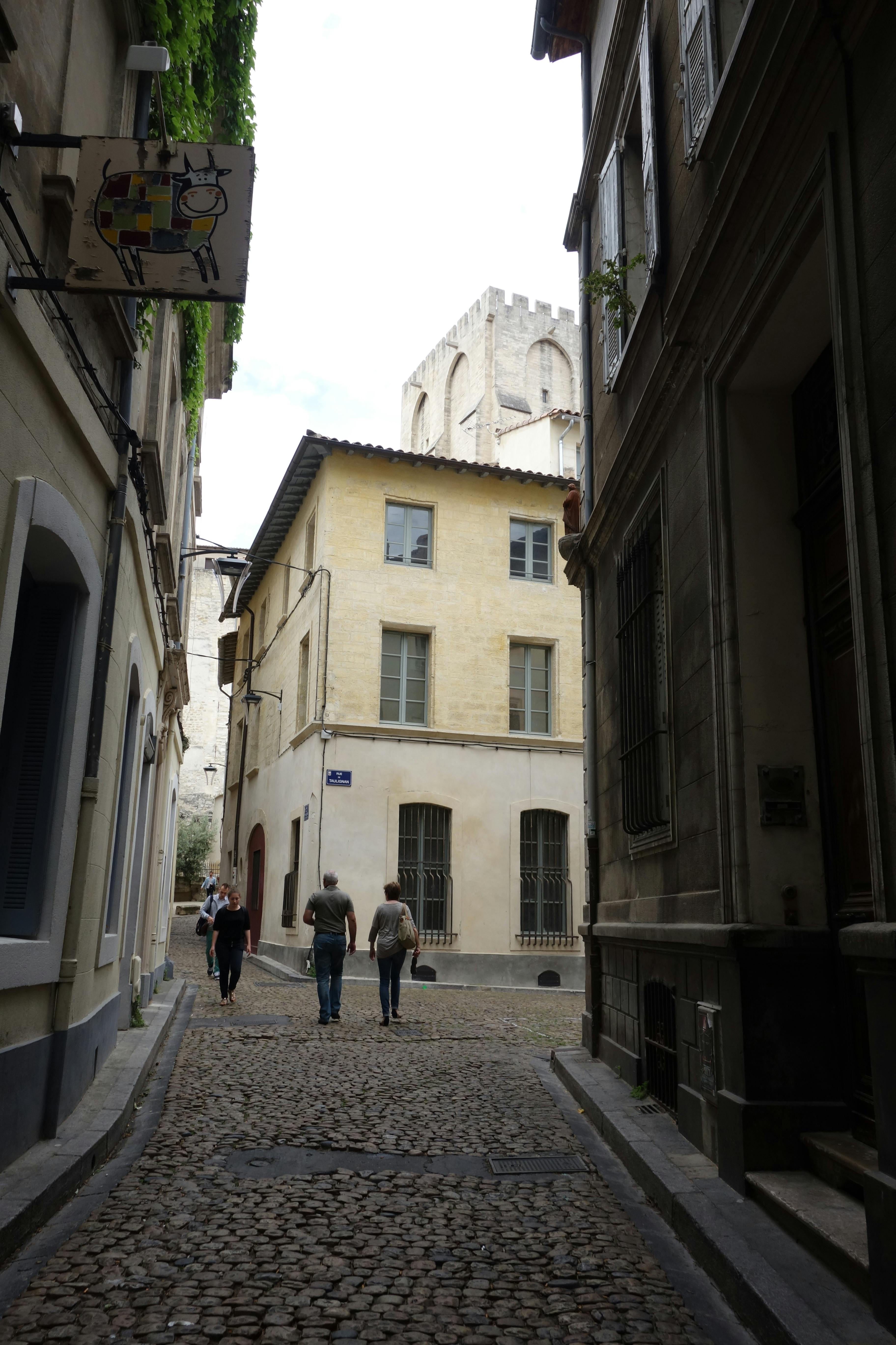 Charming European Alleyway with Historic Architecture · Free Stock Photo