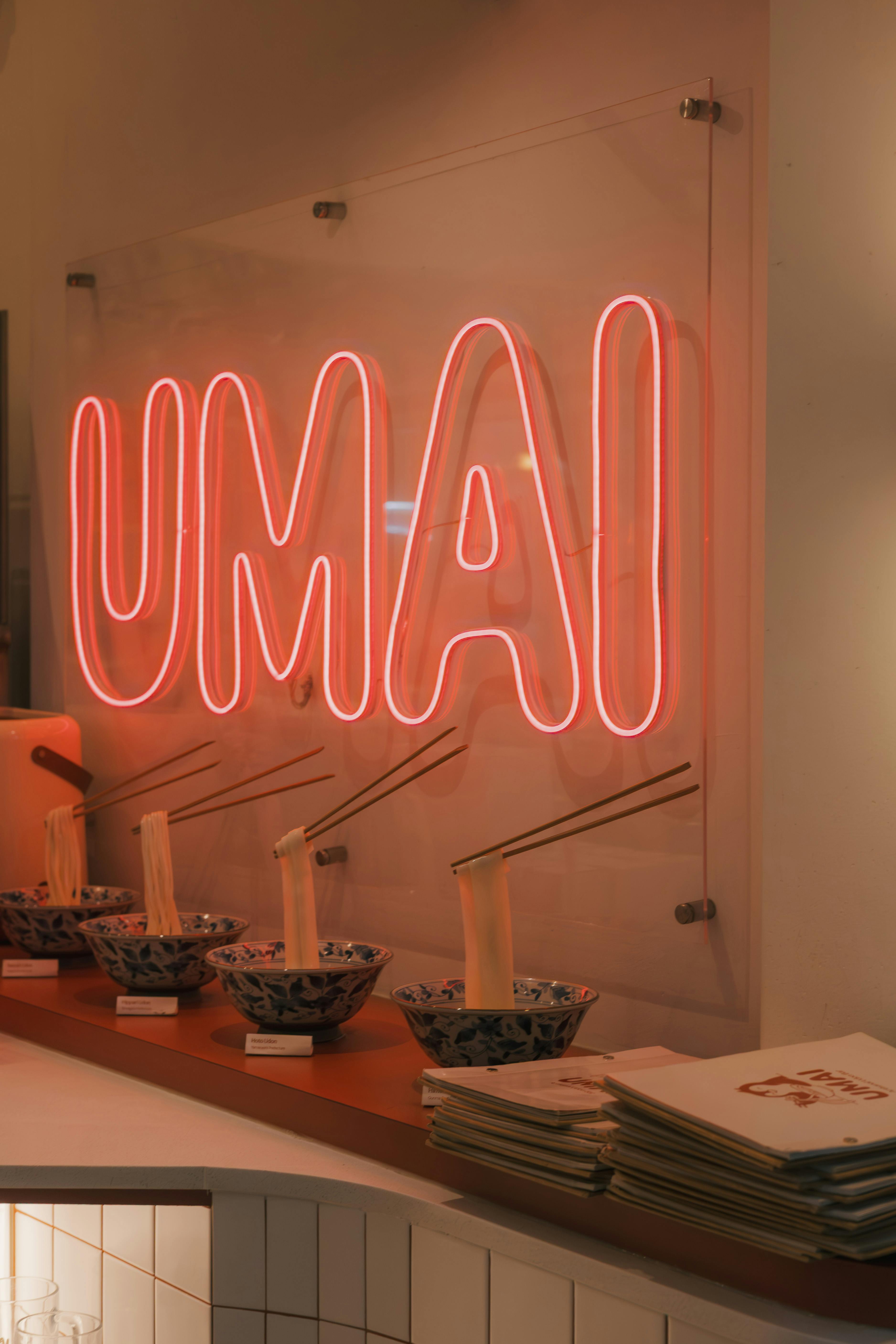 Letrero De Neón 'Um AI' Y Exhibición De Tazones De Ramen · Foto de ...