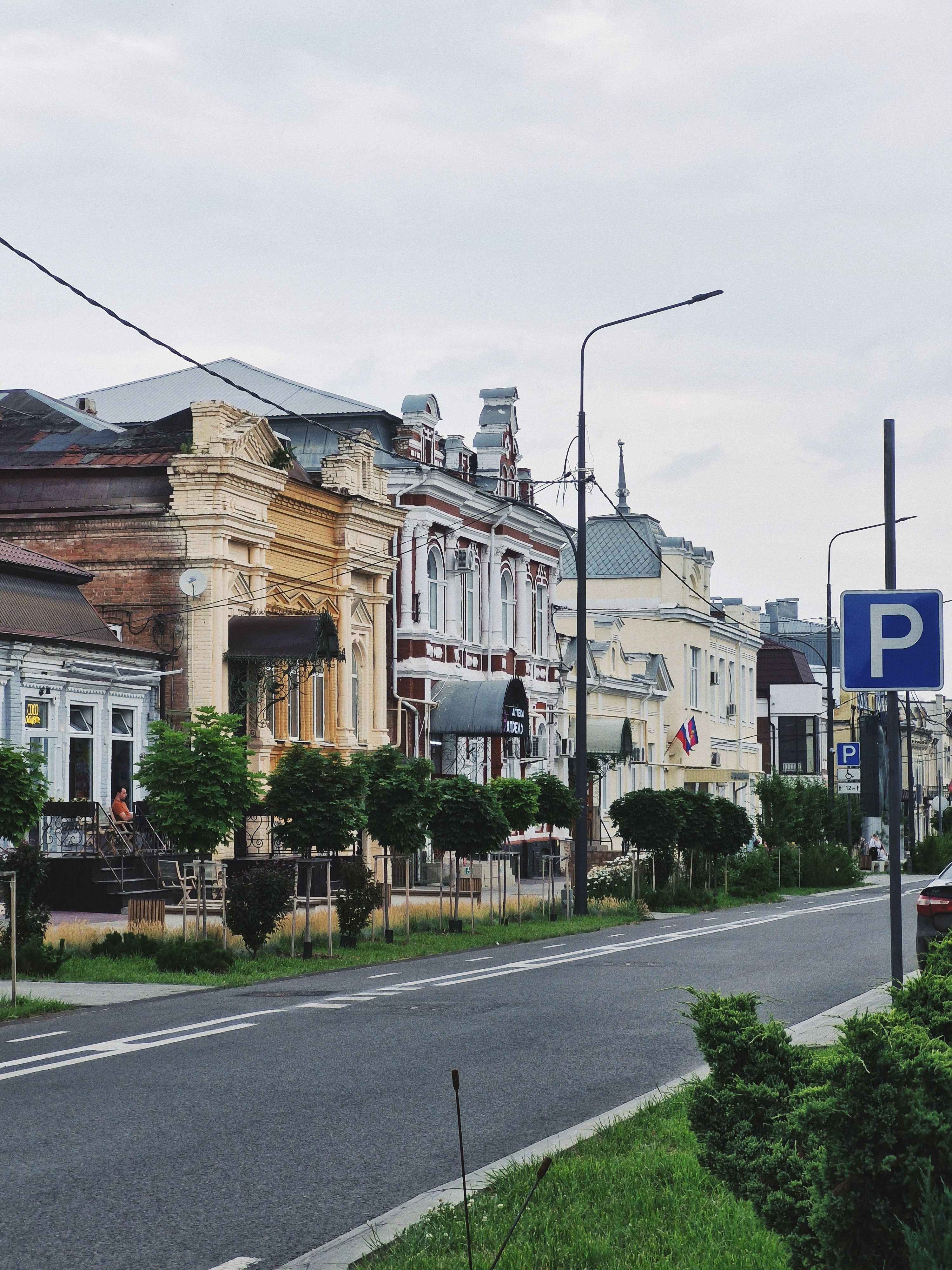 Charming European Street with Historic Buildings · Free Stock Photo