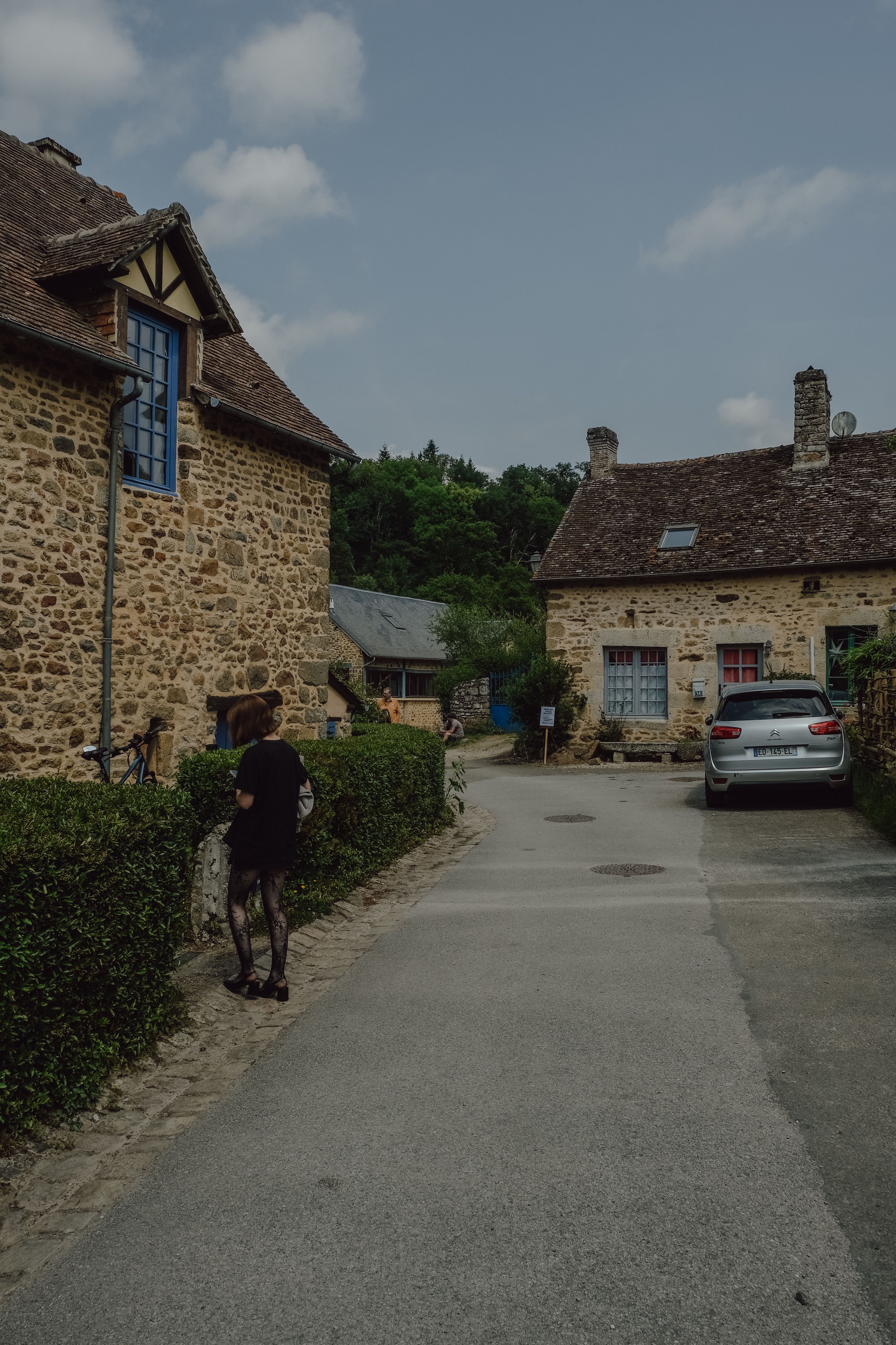 Charming Rural Street in Picturesque Village · Free Stock Photo