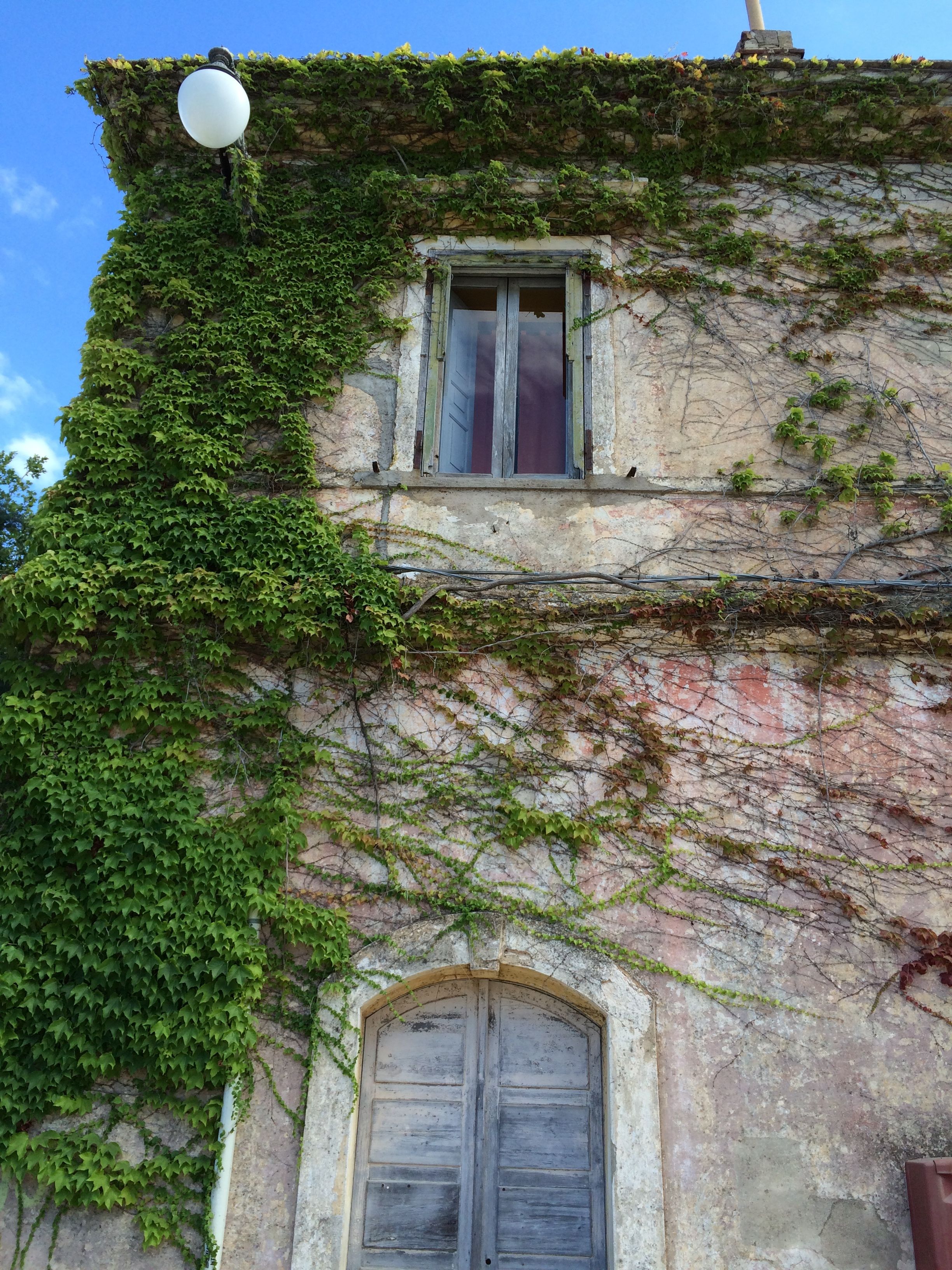Ivy-Covered Italian Villa in Sardinia · Free Stock Photo