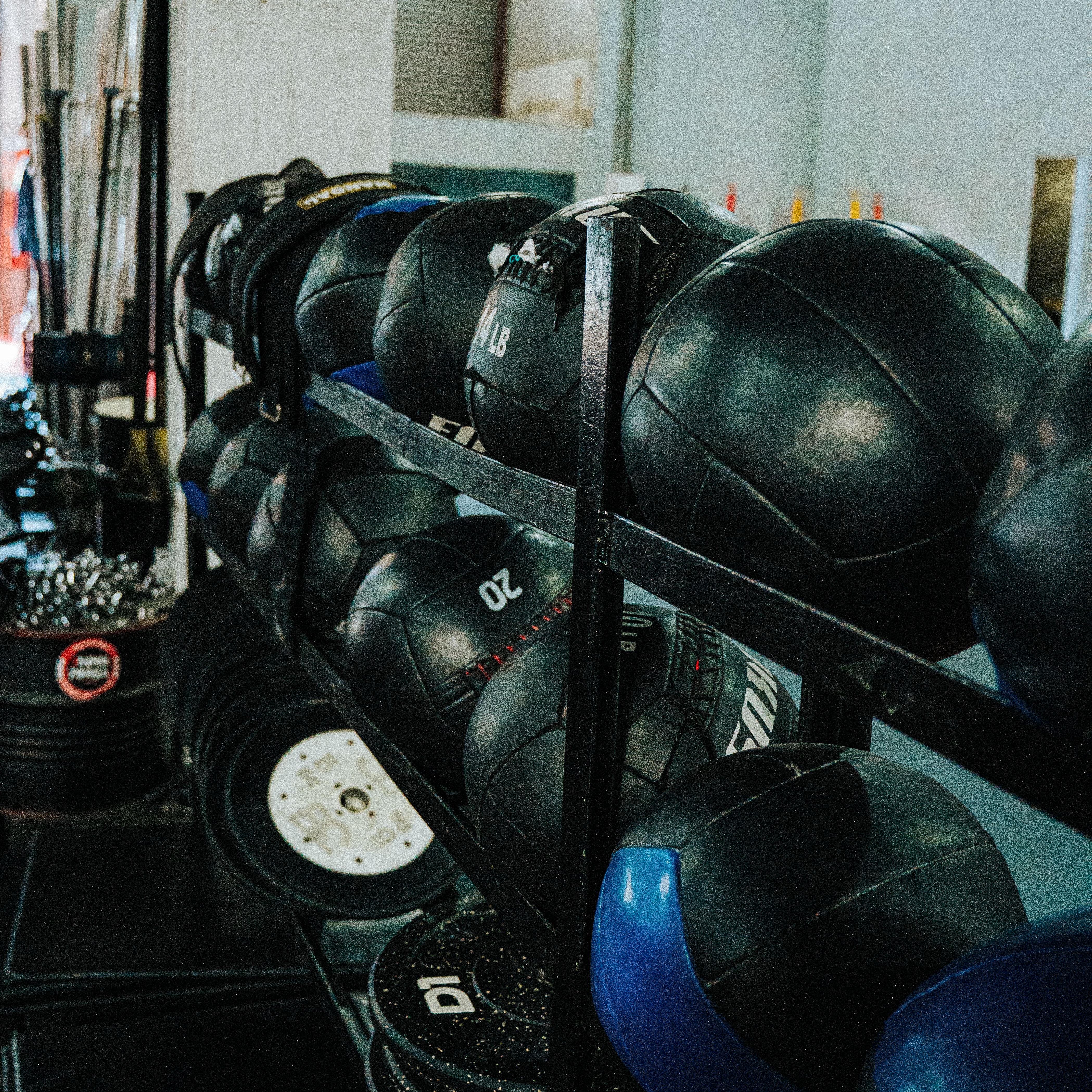 Balones Medicinales Organizados En Un Gimnasio Moderno · Foto de stock ...