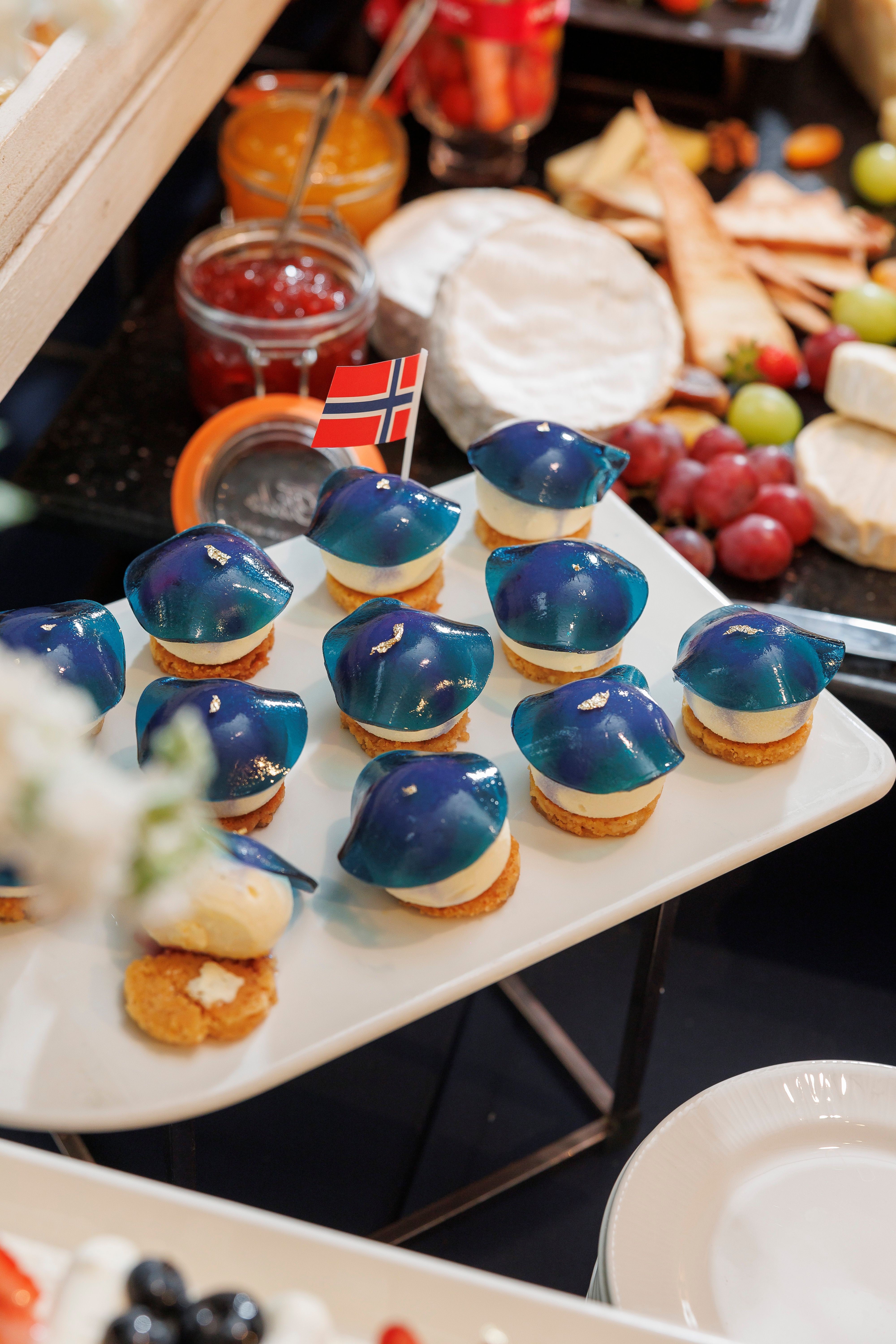 Mesa De Postres De Temática Nórdica Con Dulces Azules · Foto de stock ...