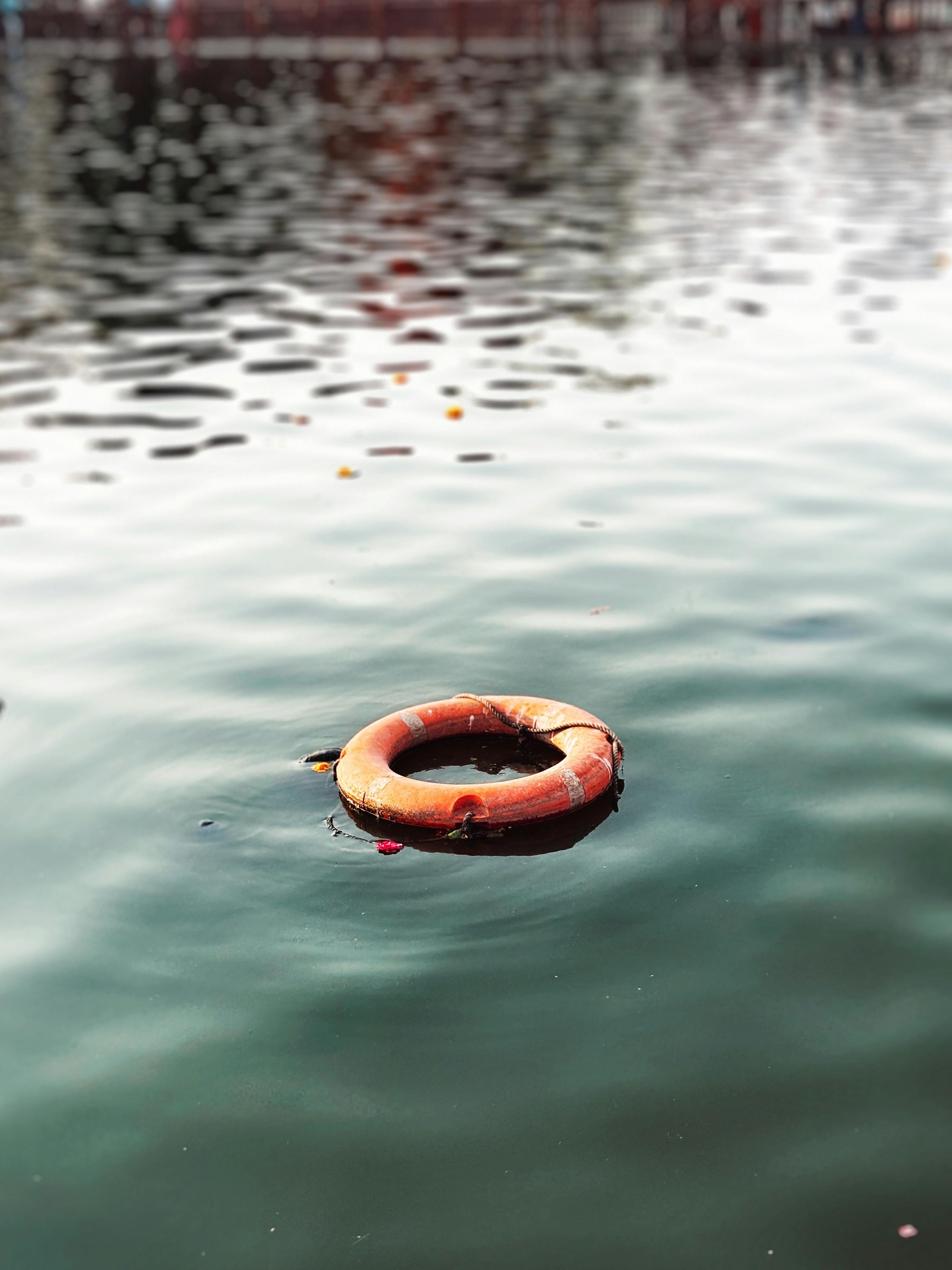 Par De Aros Salvavidas Flotantes En La Superficie Del Agua Tranquila ...