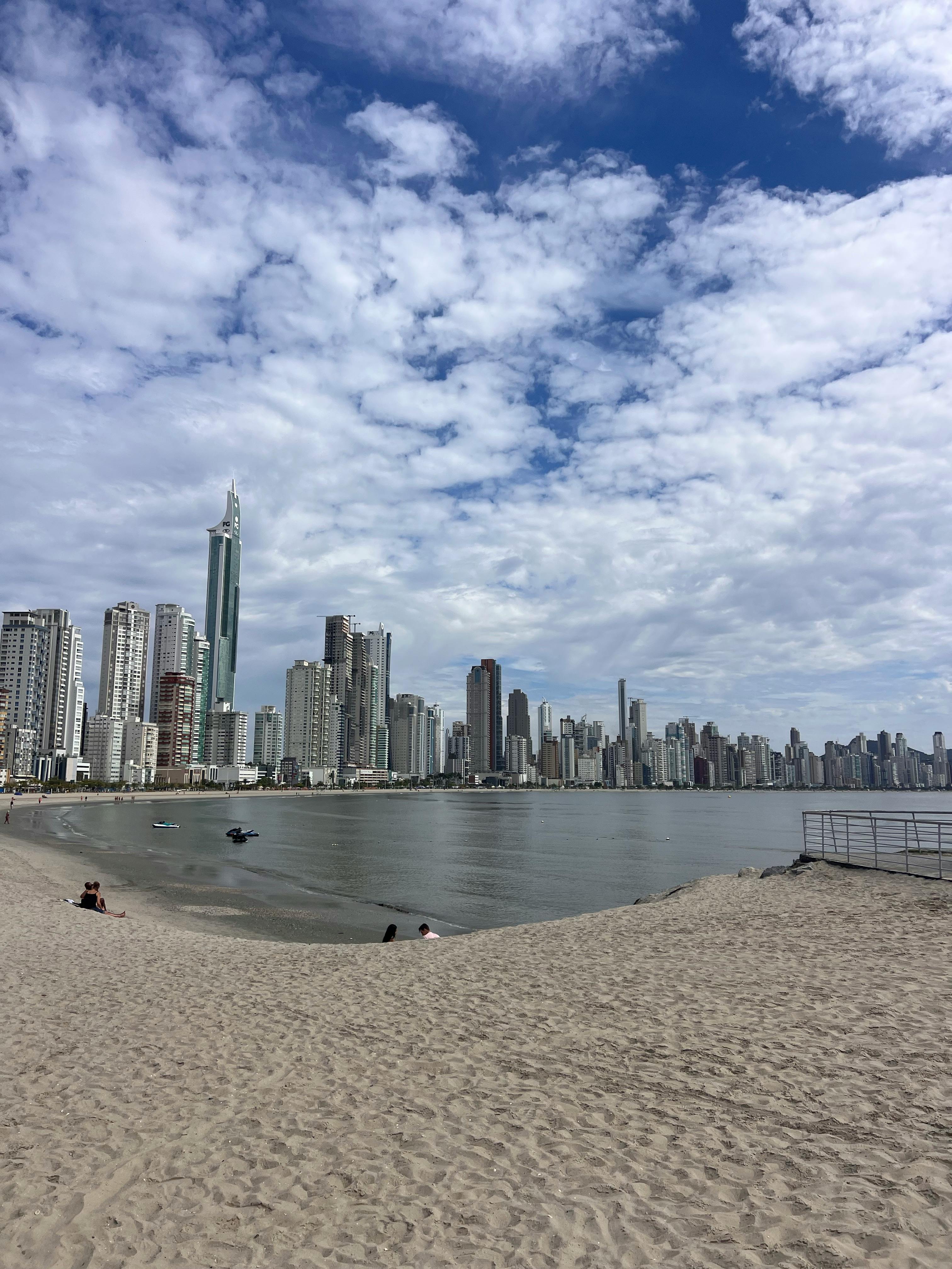 Horizonte De Balneário Camboriú Con Playa De Arena · Foto de stock gratuita