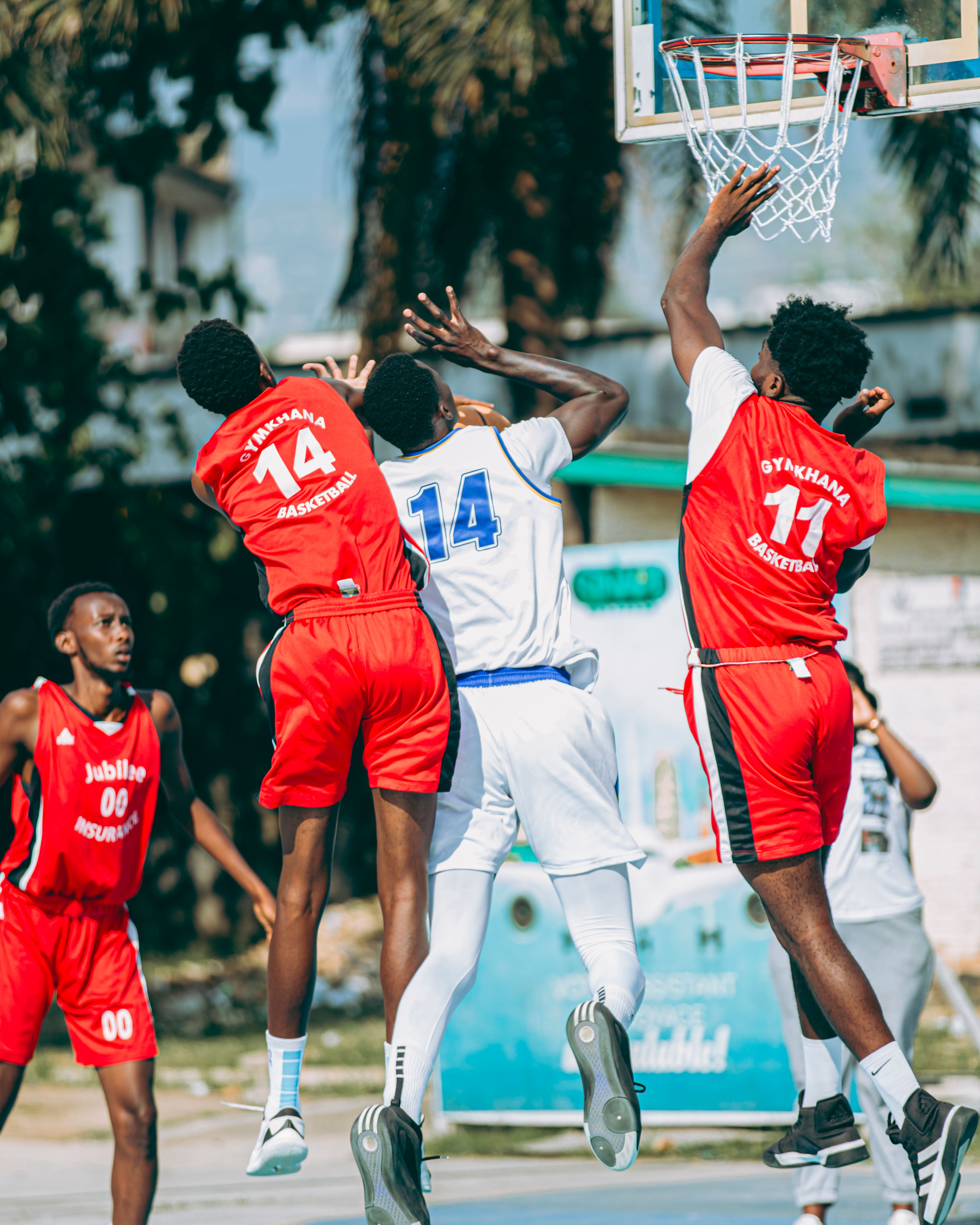 Dynamic Outdoor Basketball Game in Action · Free Stock Photo
