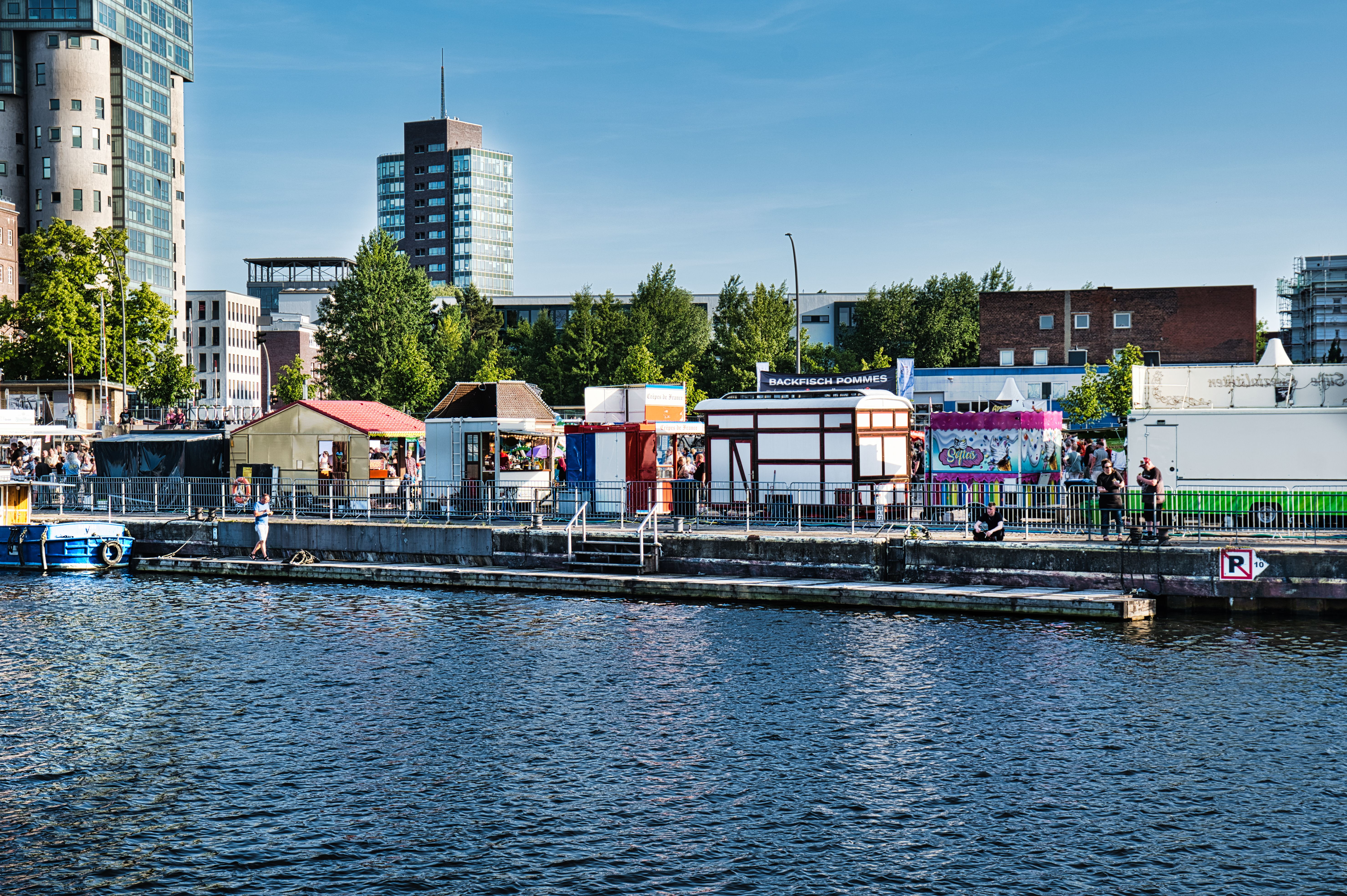 Front De Mer Animé Avec Des Stands Et Des Bâtiments Colorés · Photo ...