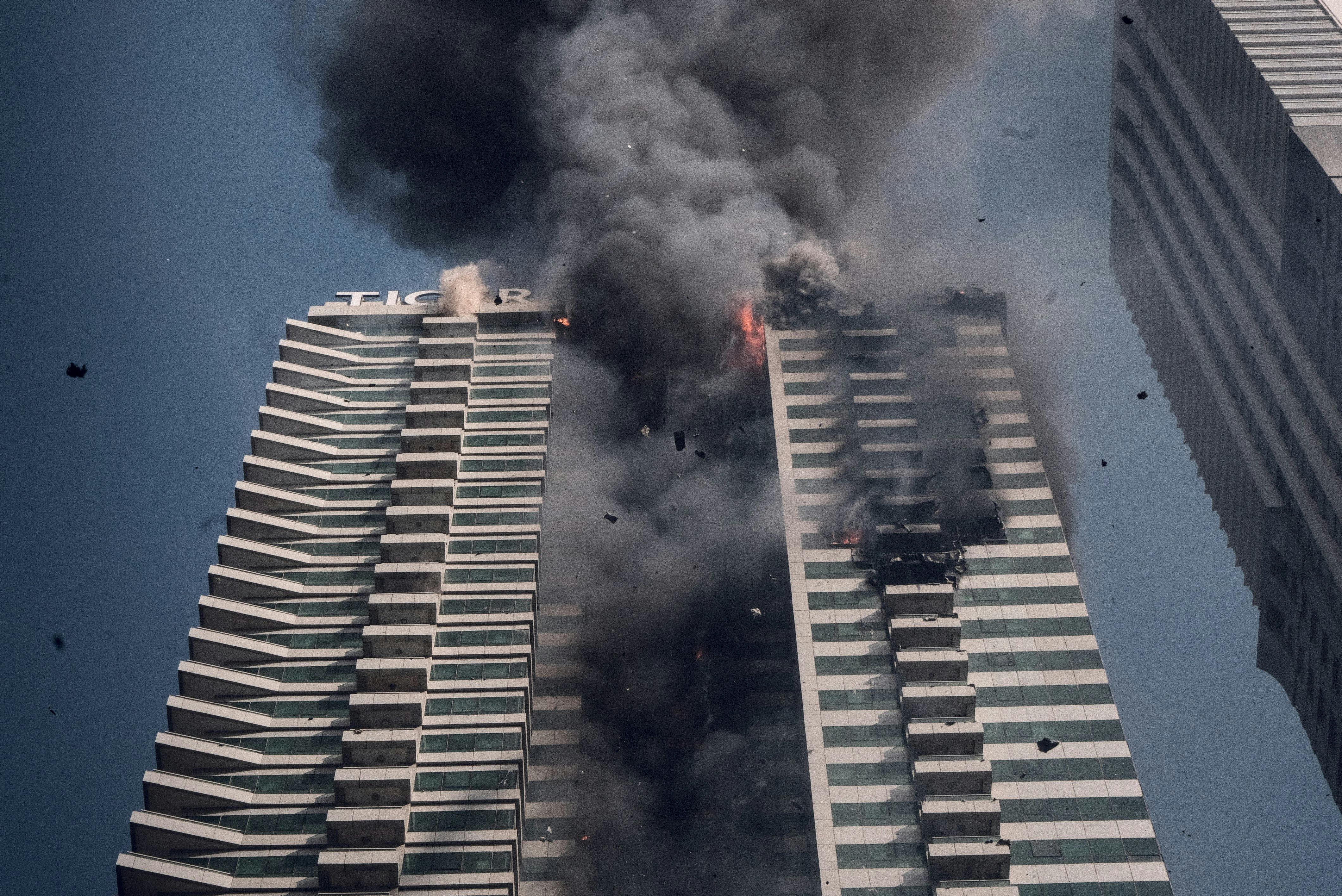 Dramatic High-rise Fire in Dubai's Tiger Tower · Free Stock Photo