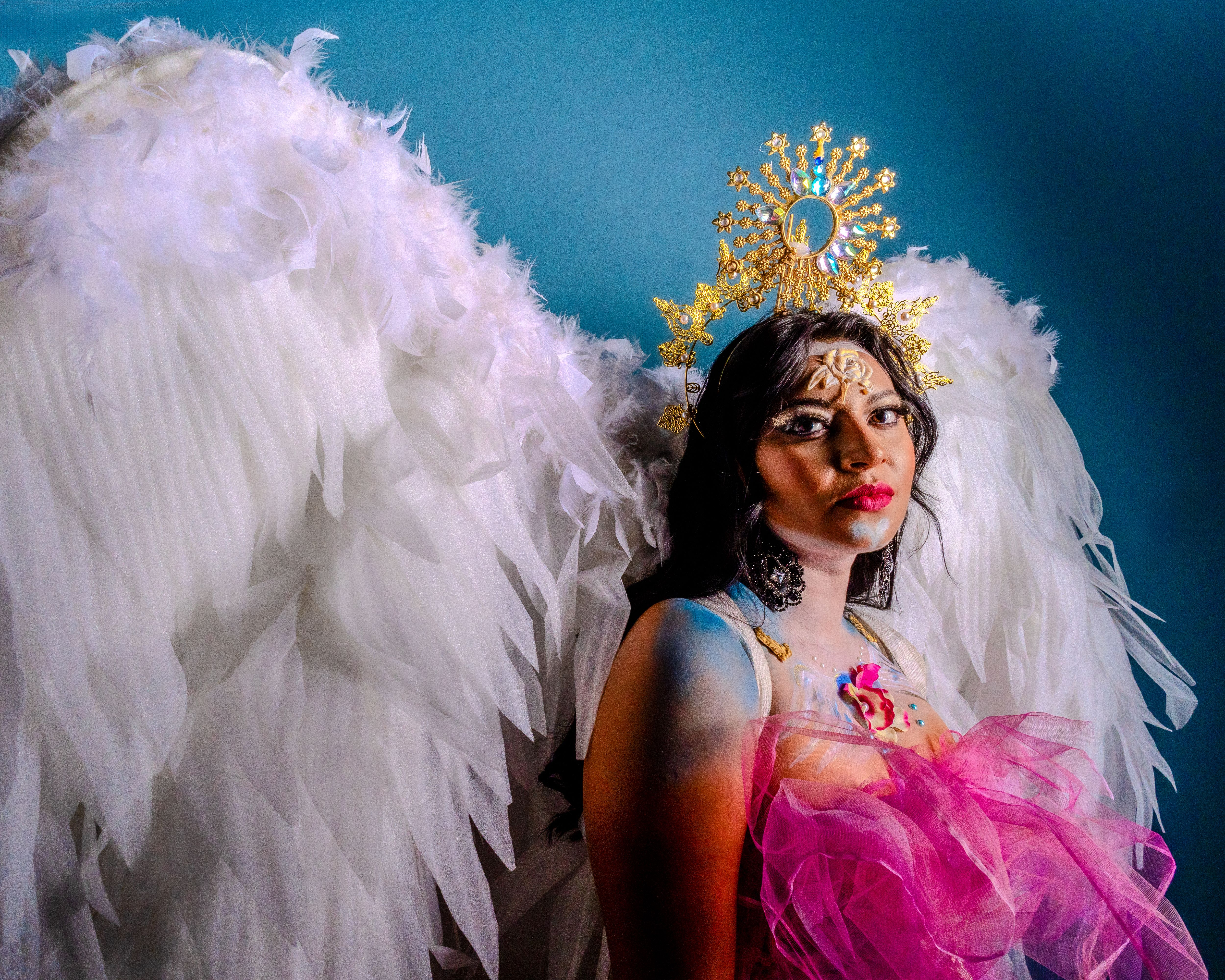 Elegant Angel Portrait with White Wings and Golden Crown · Free Stock Photo
