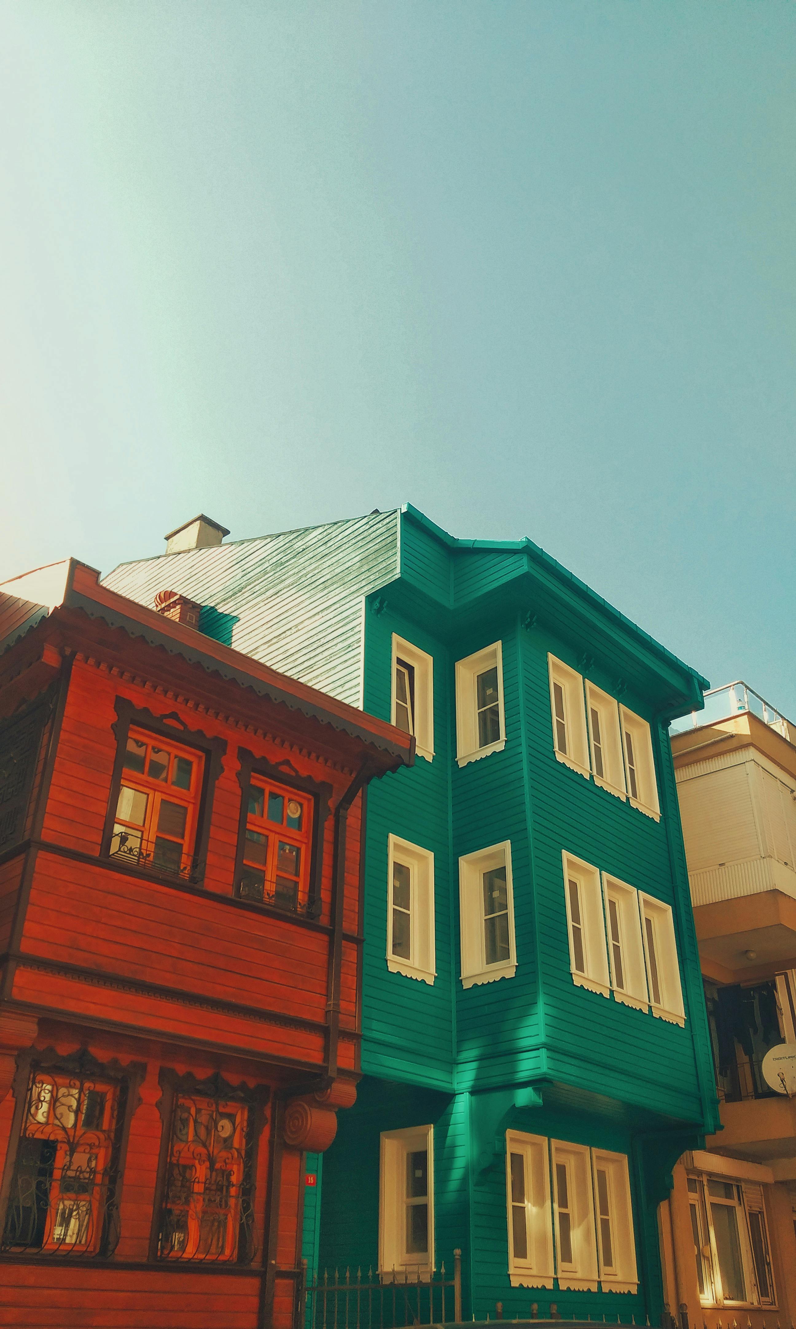 Colorful Traditional Turkish Architecture with Clear Sky · Free Stock Photo