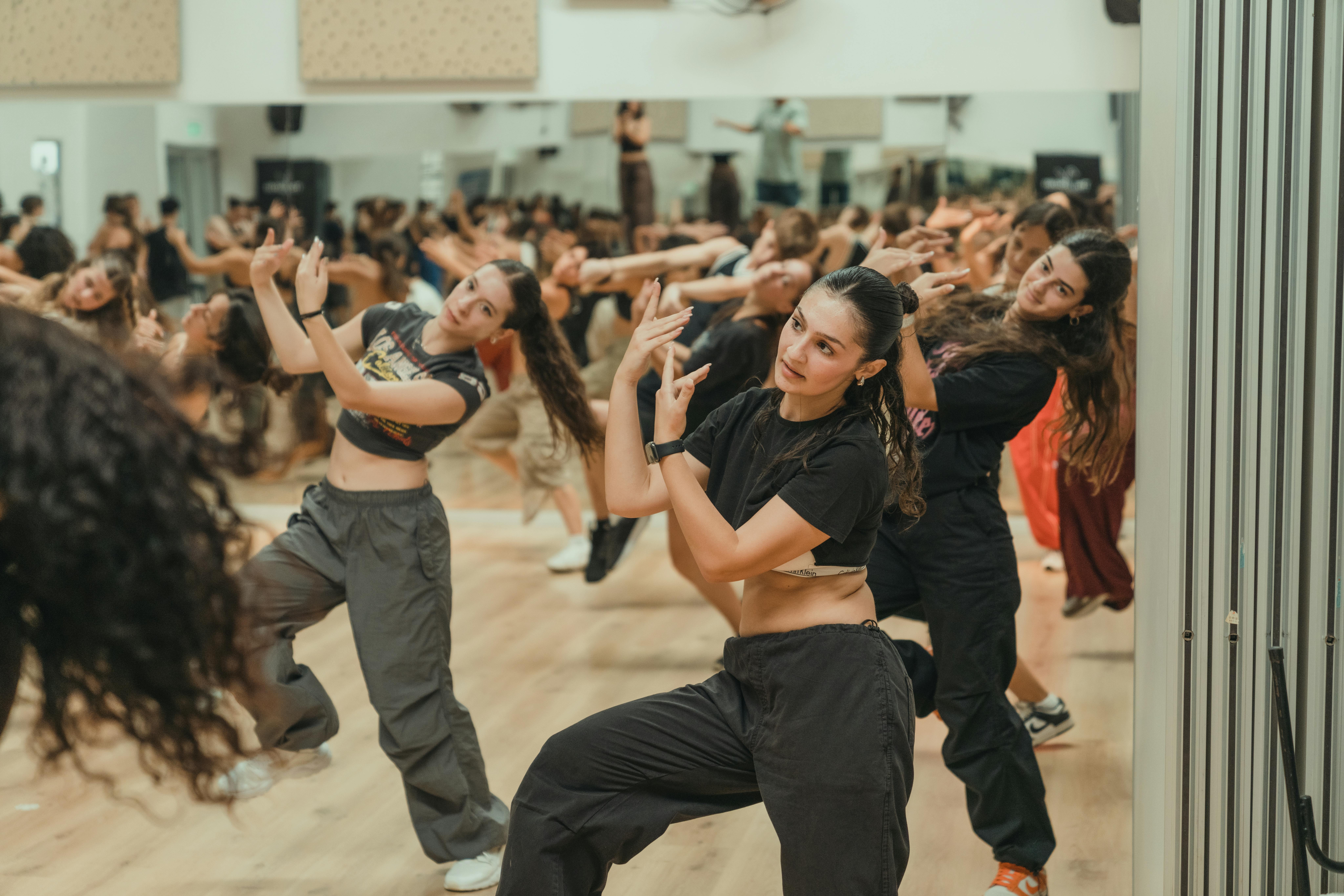 Dynamic Dance Class with Enthusiastic Participants · Free Stock Photo