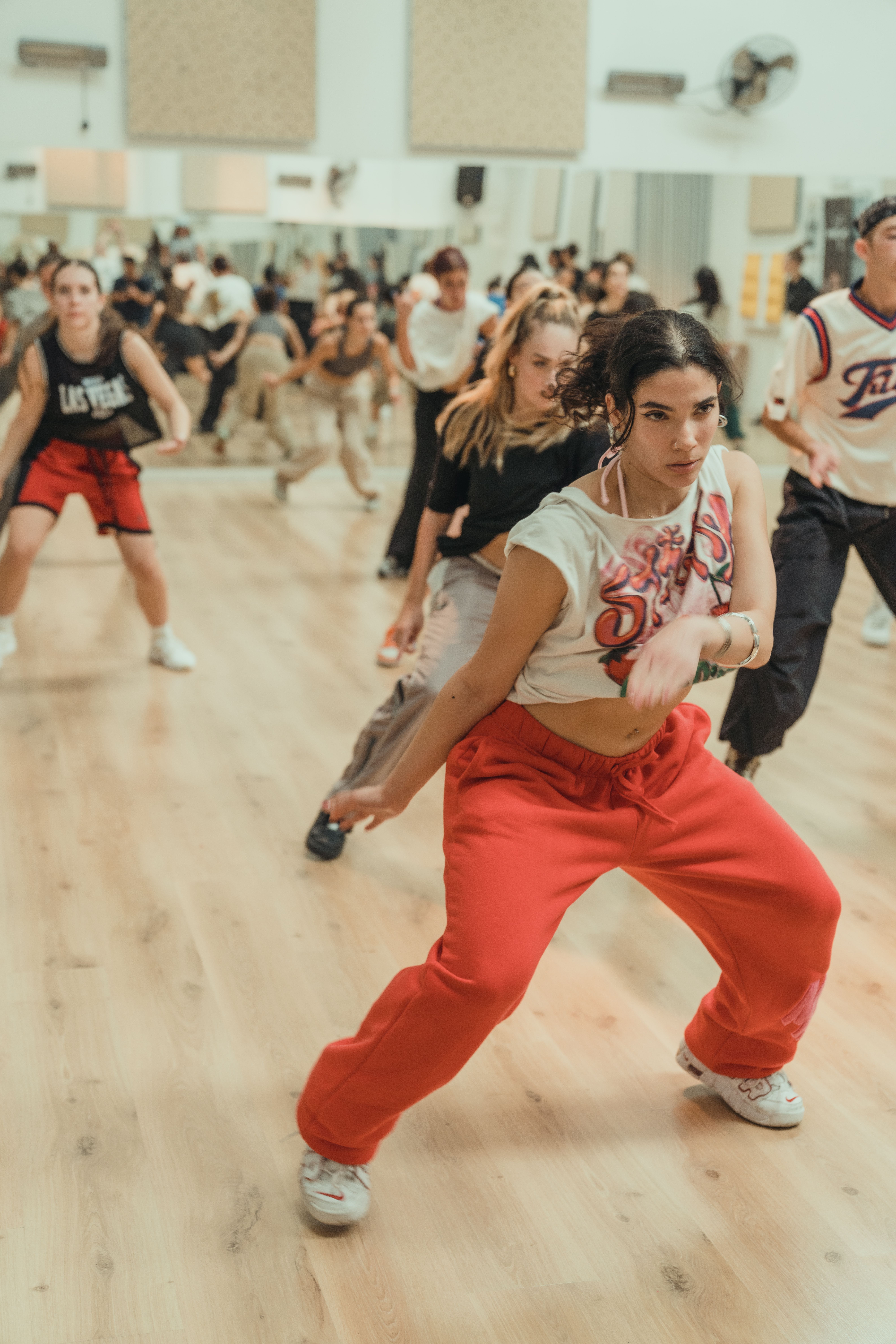 Energetic Dance Class in Studio Setting · Free Stock Photo