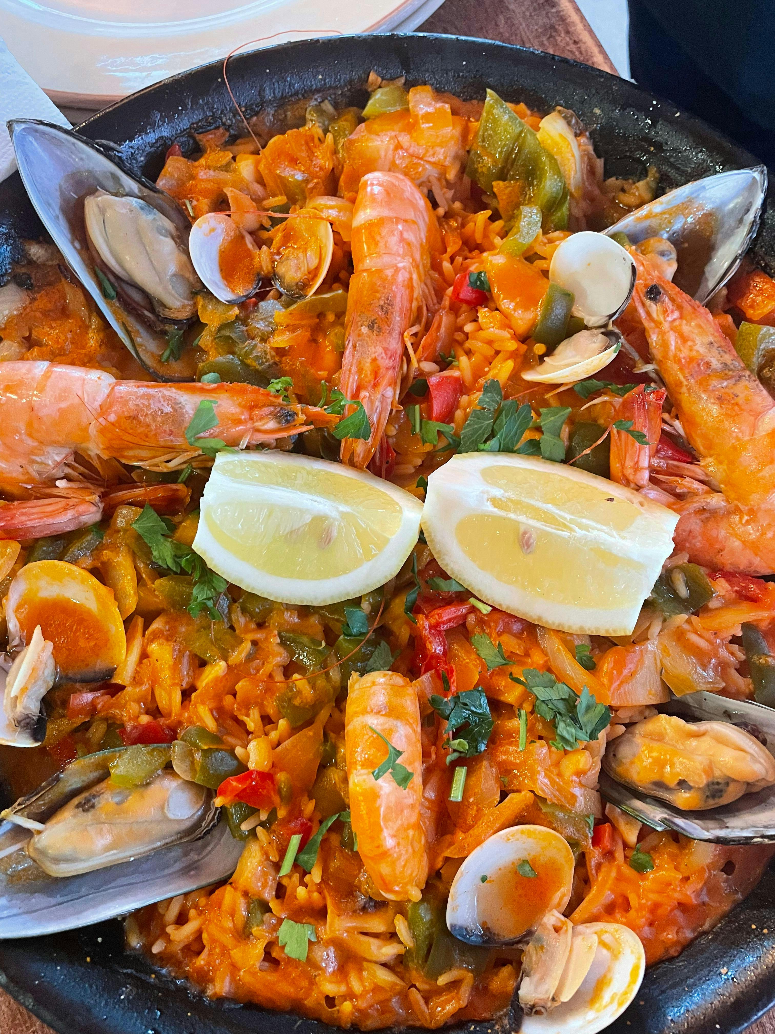 Deliciosa Paella Española De Mariscos Con Limones · Foto de stock gratuita