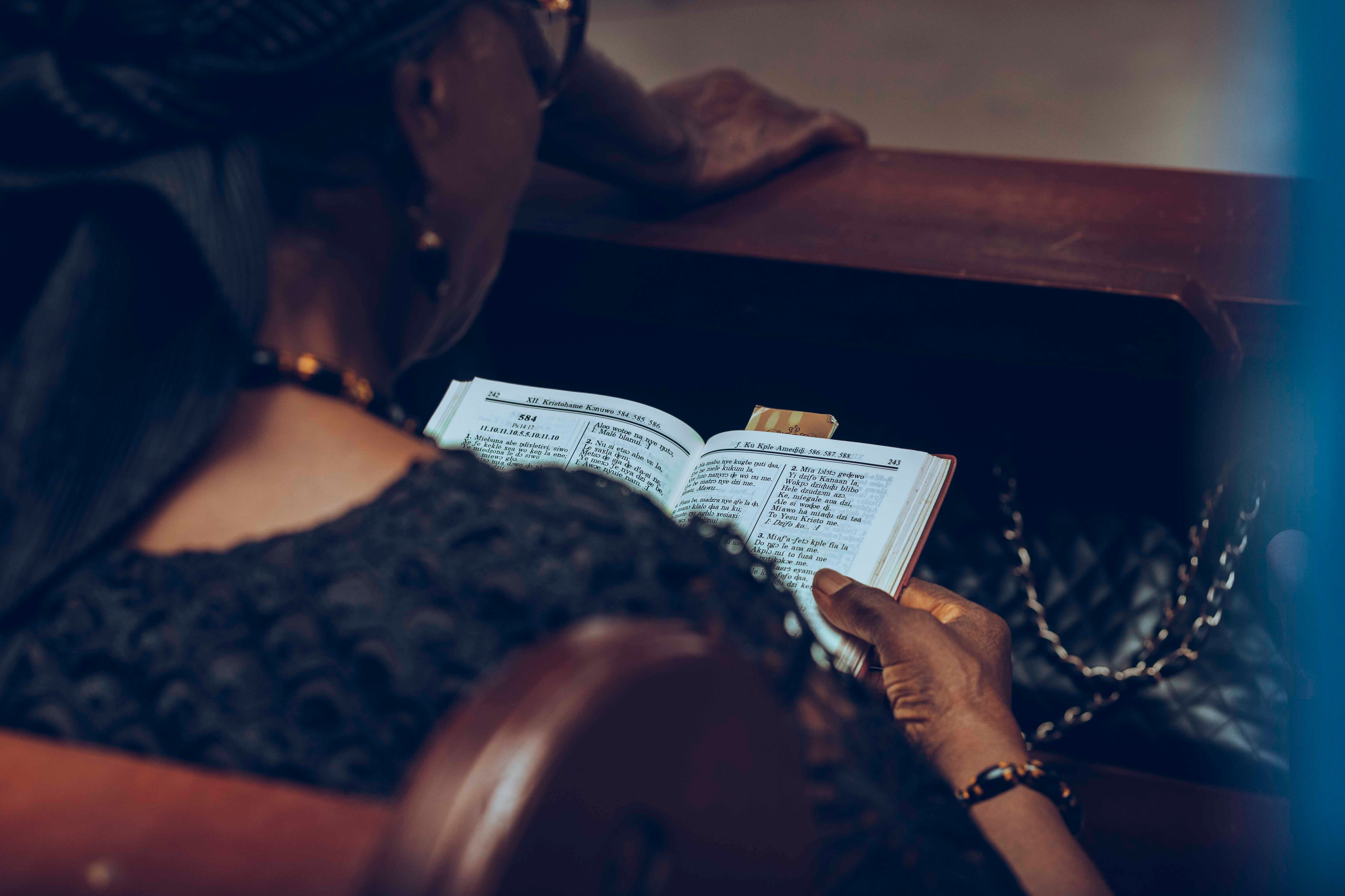 Serene Moment of Reflection in Church Pew · Free Stock Photo