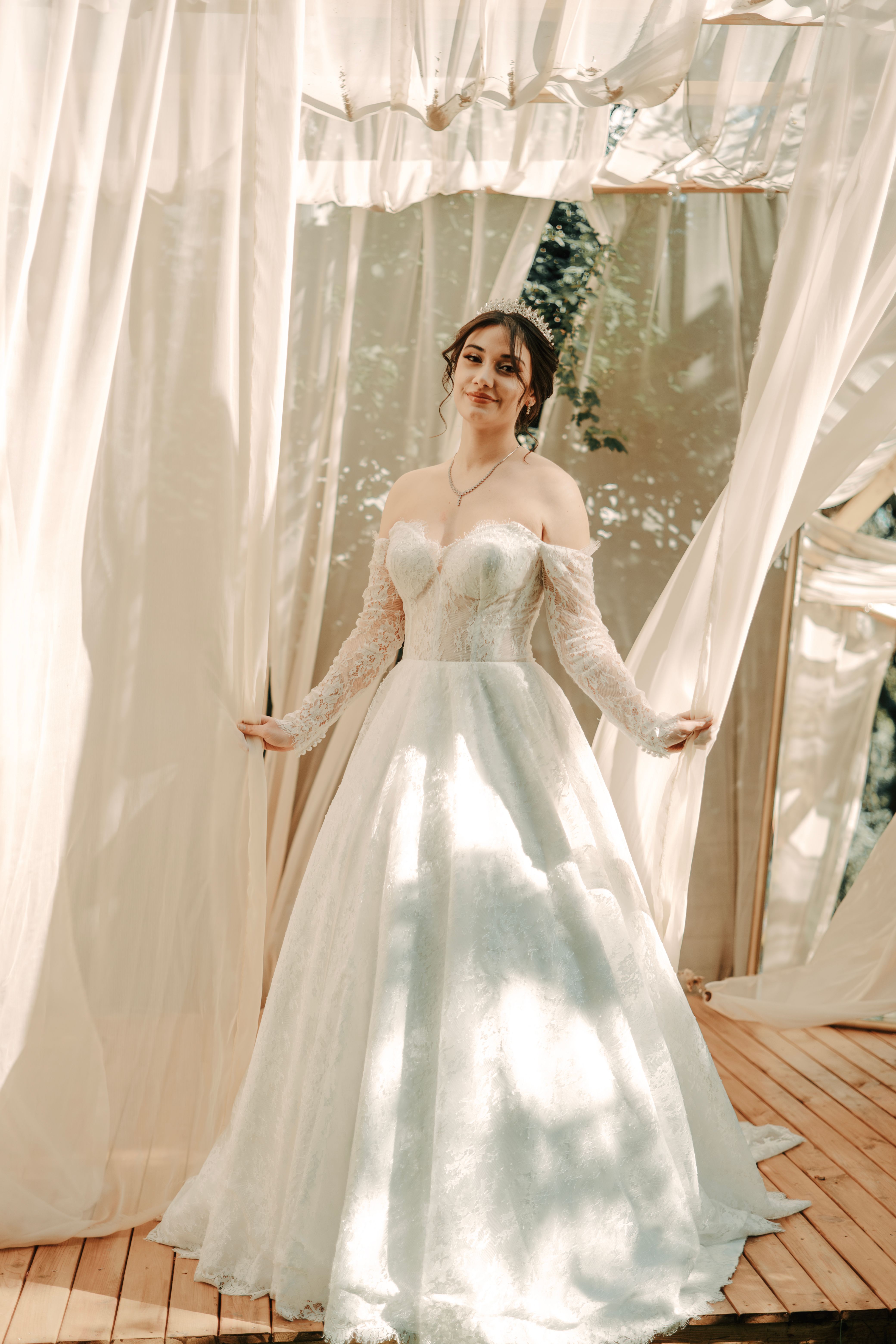 Une Mariée élégante Posant Dans Un Lieu De Mariage Ensoleillé · Photo ...
