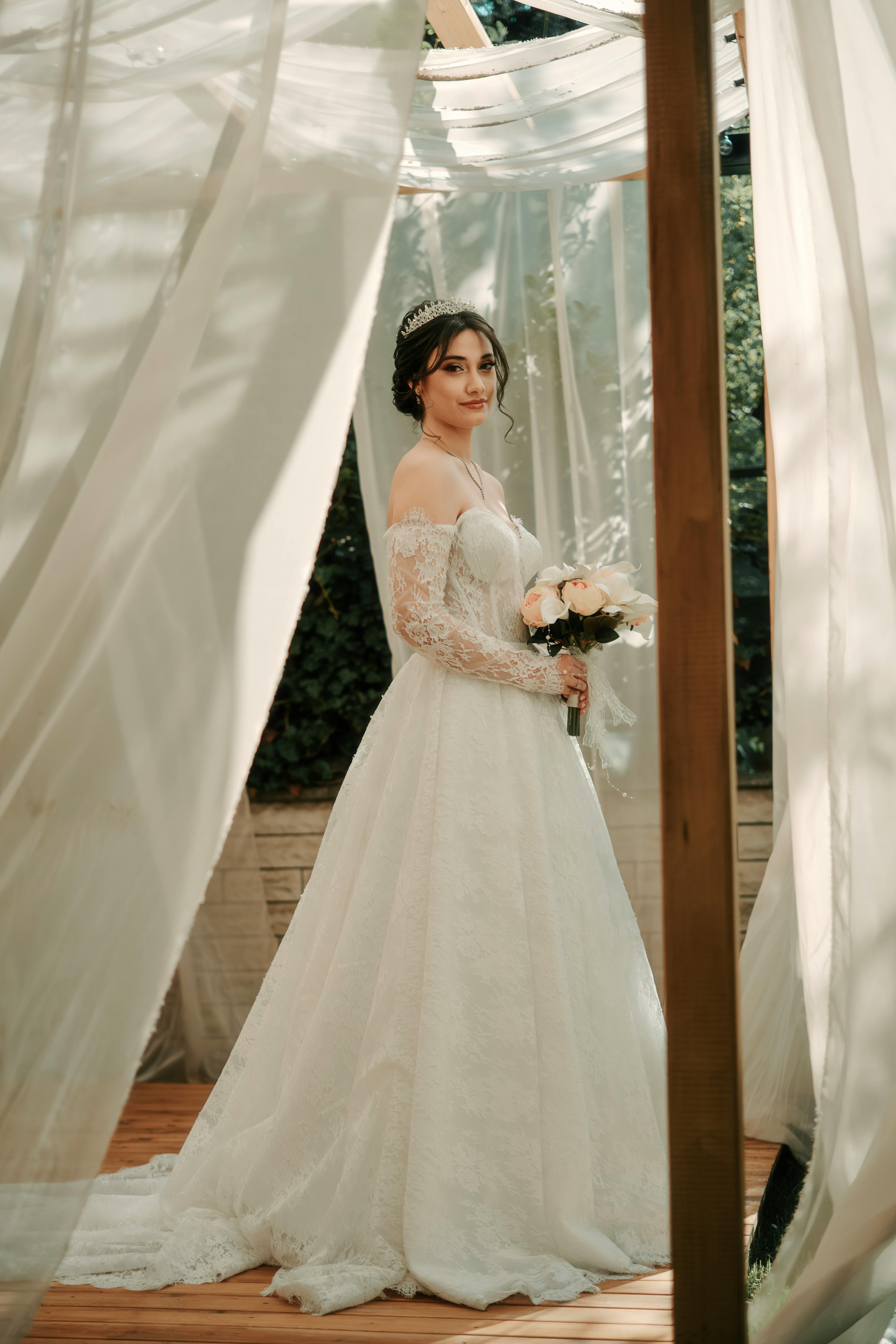 Dantel Gelinlikli Zarif Gelin Açık Havada · Ücretsiz Stok Fotoğraf