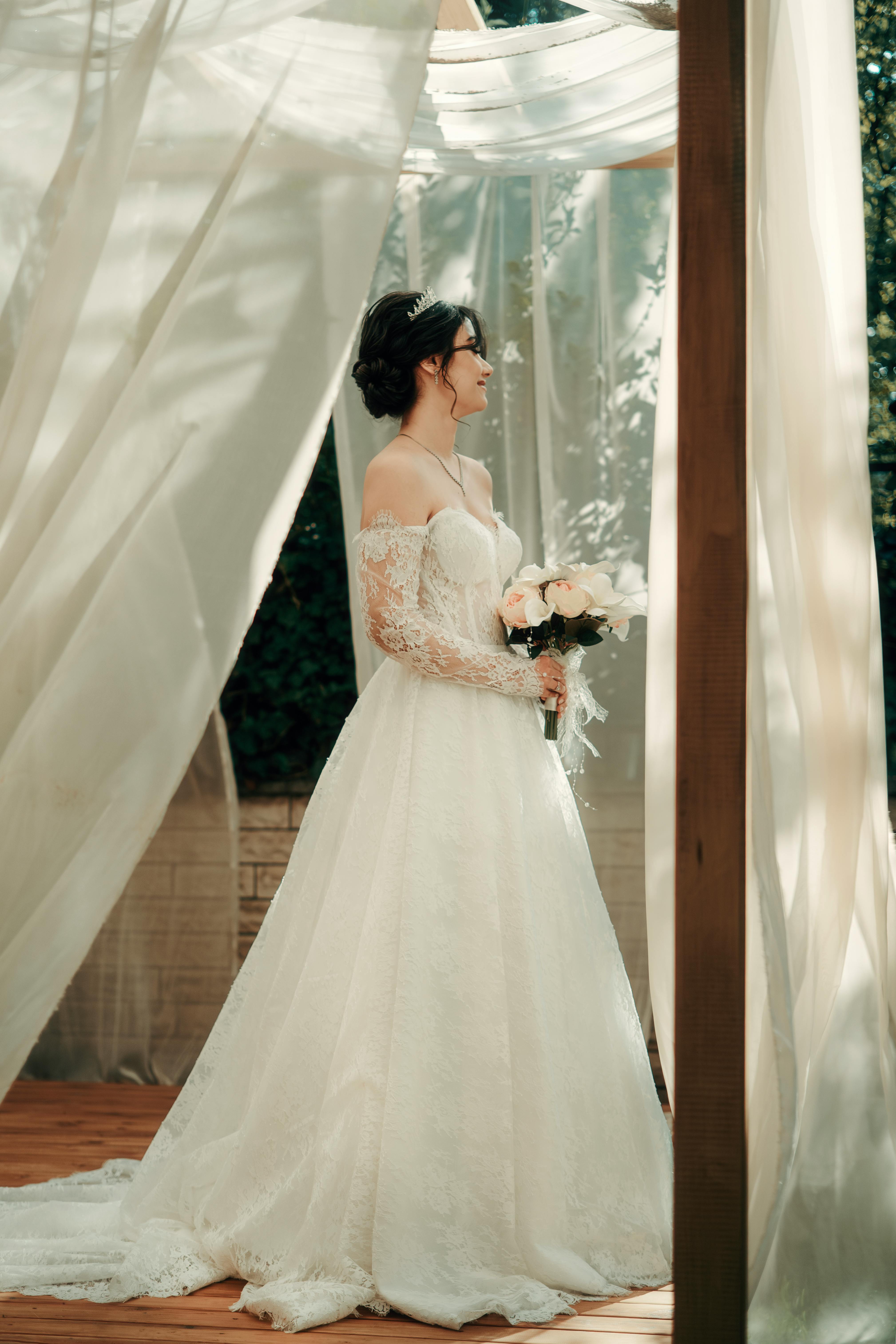 Dantel Gelinlikli Zarif Gelin Açık Havada · Ücretsiz Stok Fotoğraf