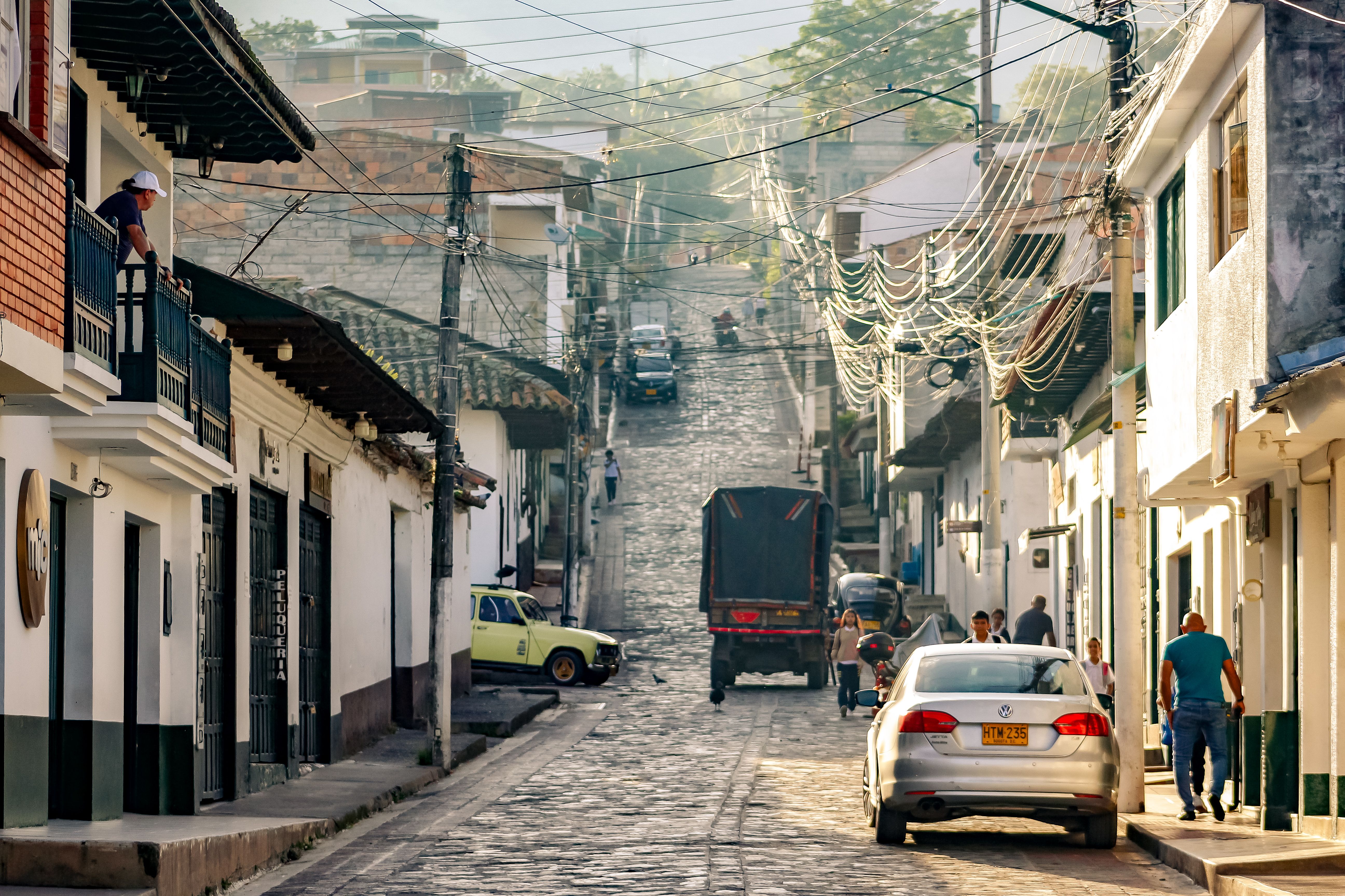 Charming Cobblestone Street in Sunny Colombian Town · Free Stock Photo