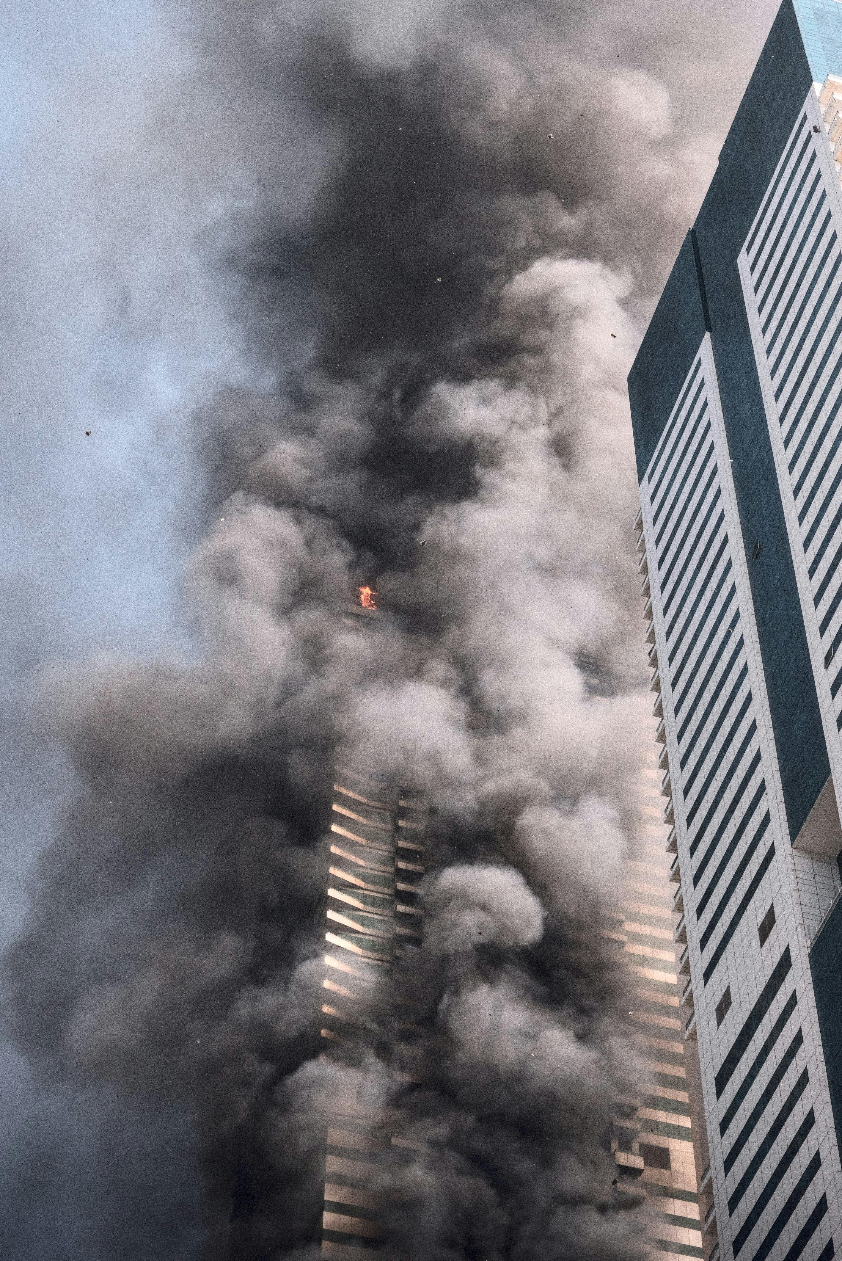 High-rise Fire with Smoke Plumes in Dubai · Free Stock Photo