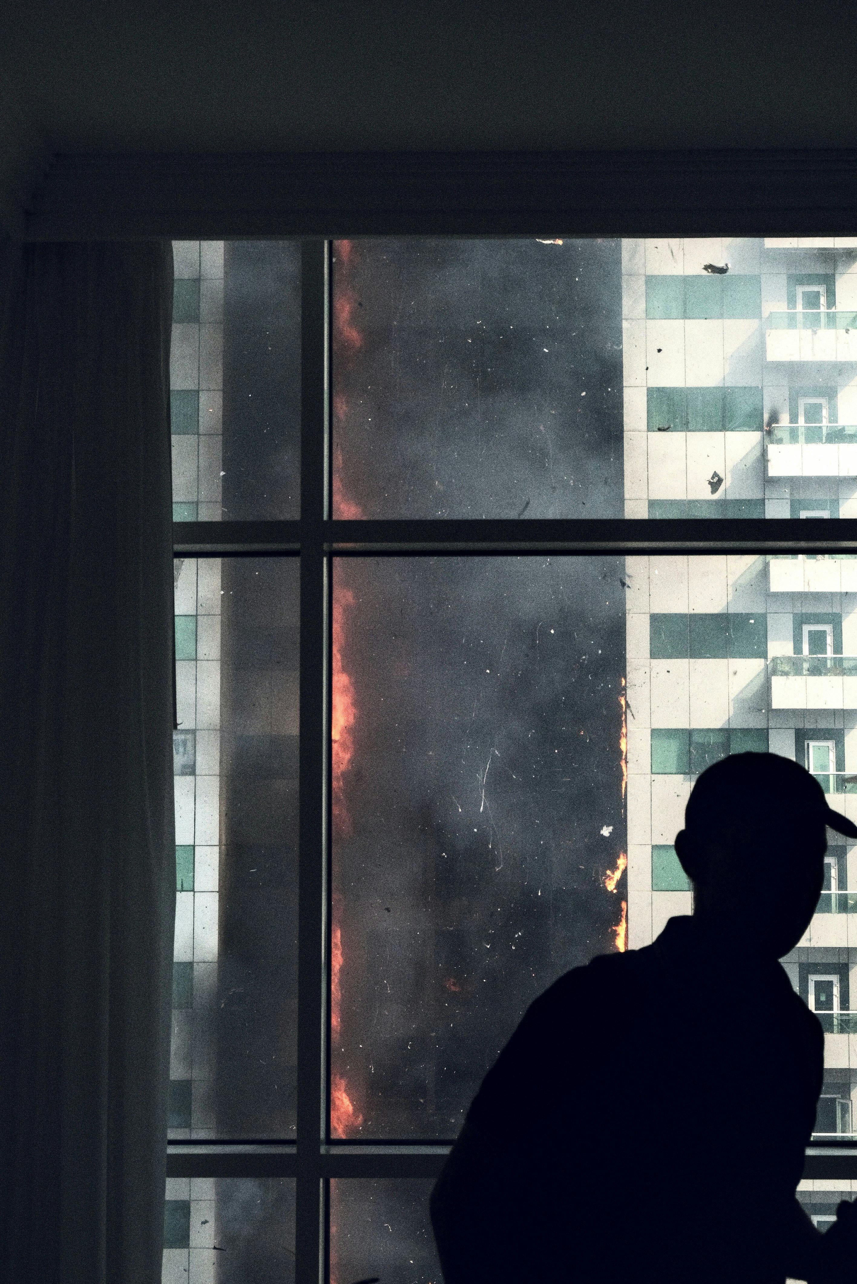 Dramatic View of Apartment Fire in Dubai High-Rise · Free Stock Photo